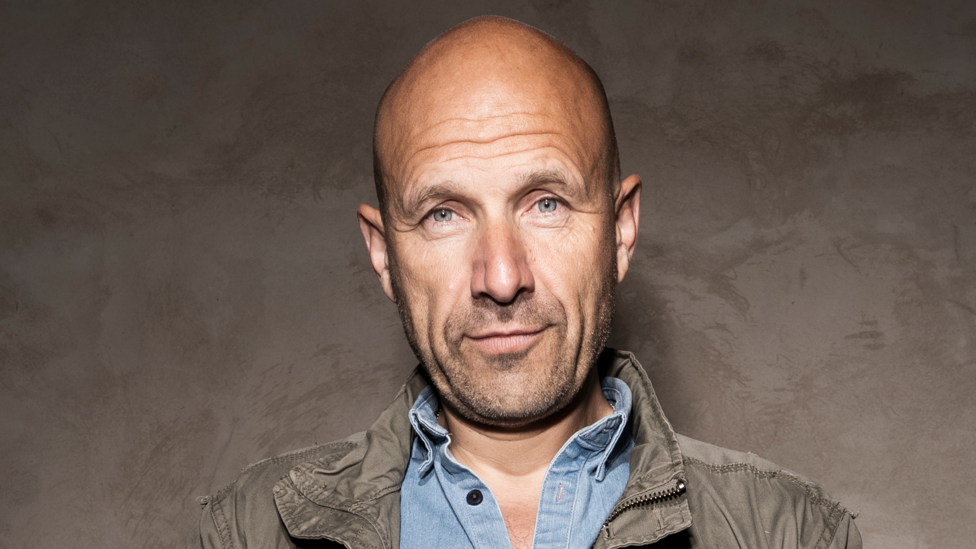 DR-vært Adam Holm stopper: Det skal han nu | BILLED-BLADET