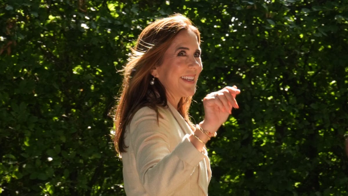 Klapsalverne brød ud, da kongefamilien nåede slottet: Dronning Mary ...