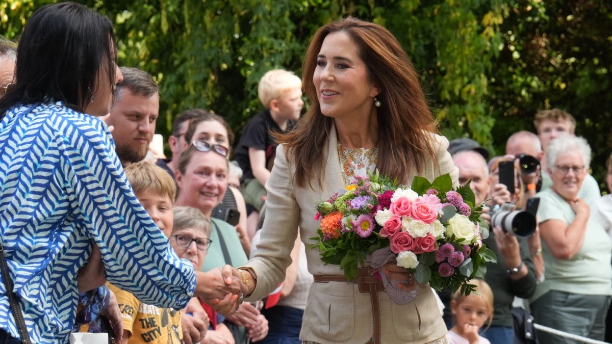 Stor overraskelse helt oppe ved slottet: Pludselig stoppede dronning ...