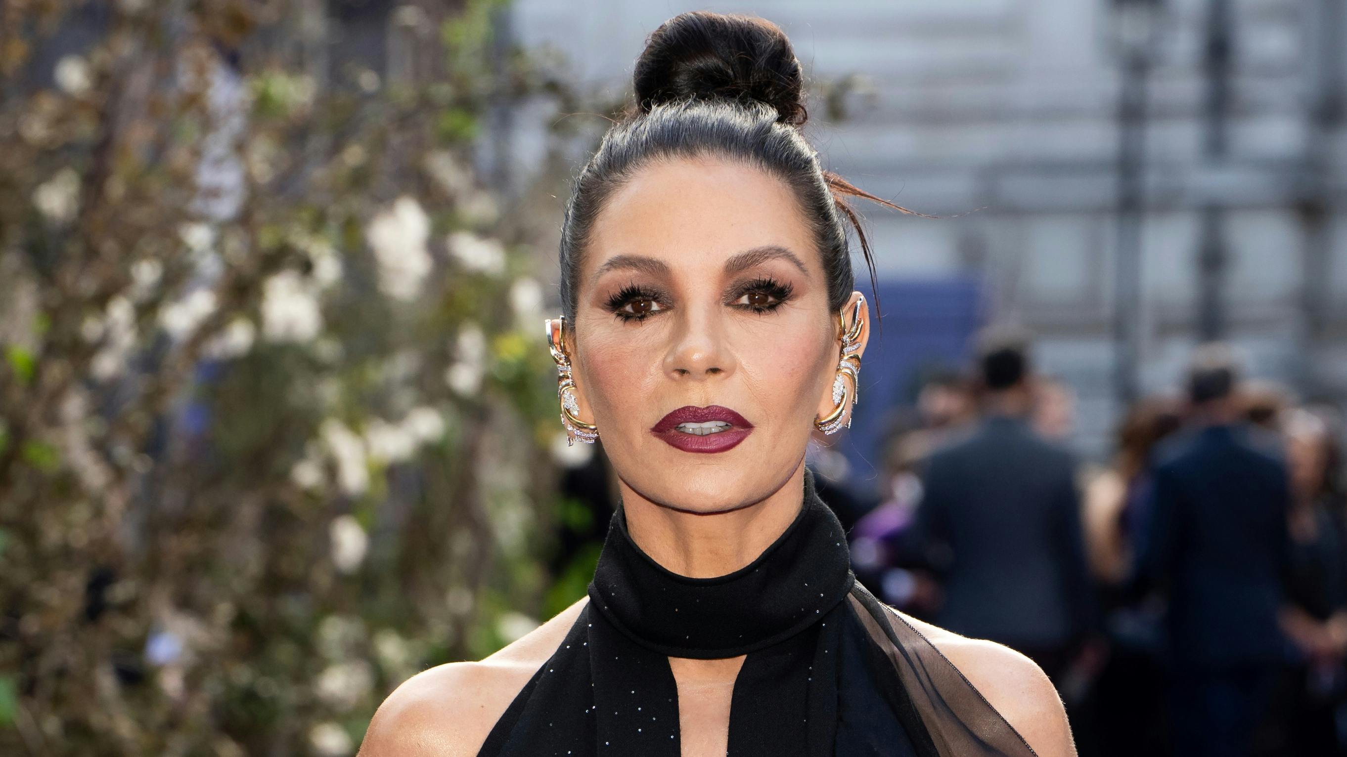 Catherine Zeta-Jones i sort tylkjole med dyb udskæring og bar ryg ...