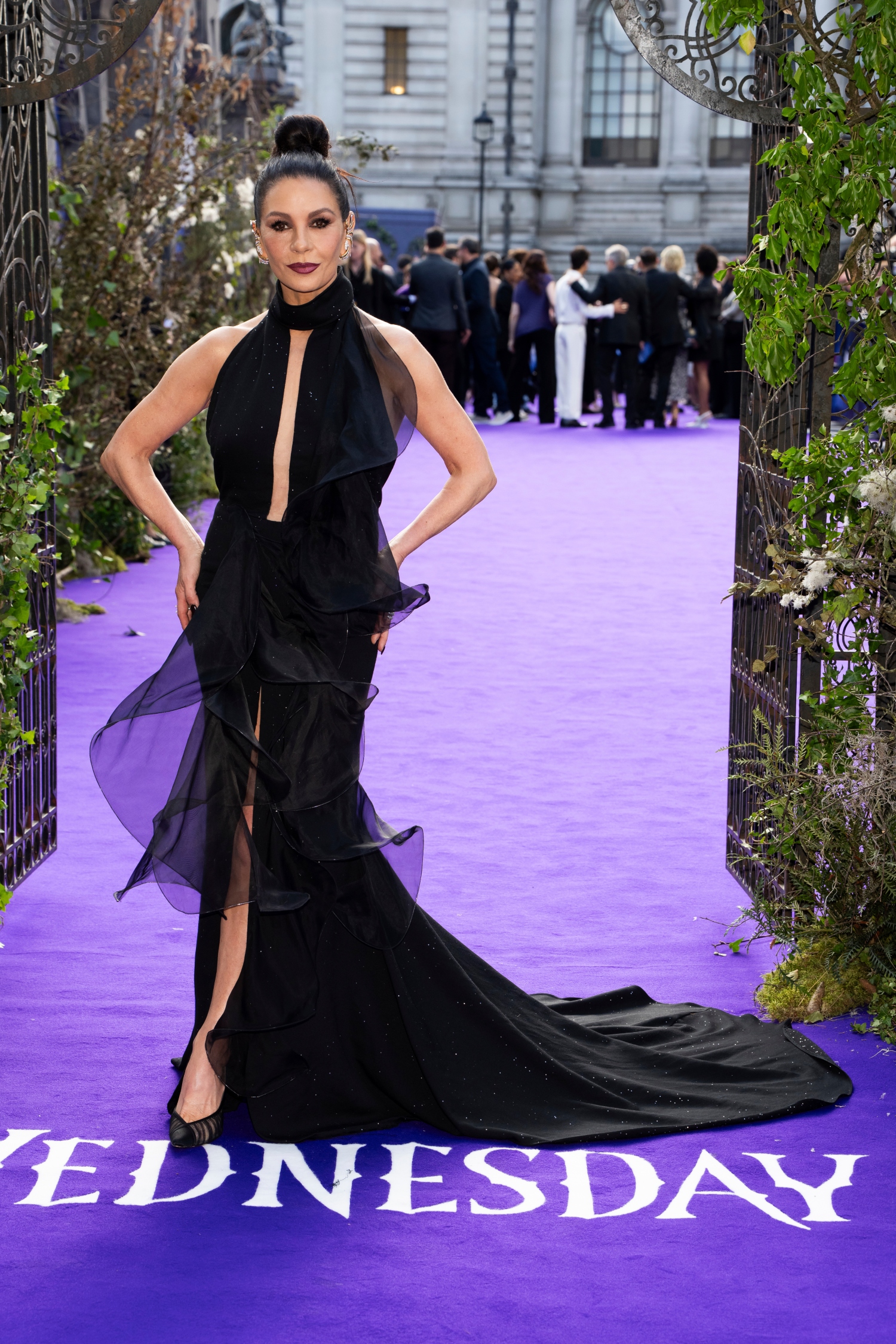 Catherine Zeta-Jones i sort tylkjole med dyb udskæring og bar ryg ...