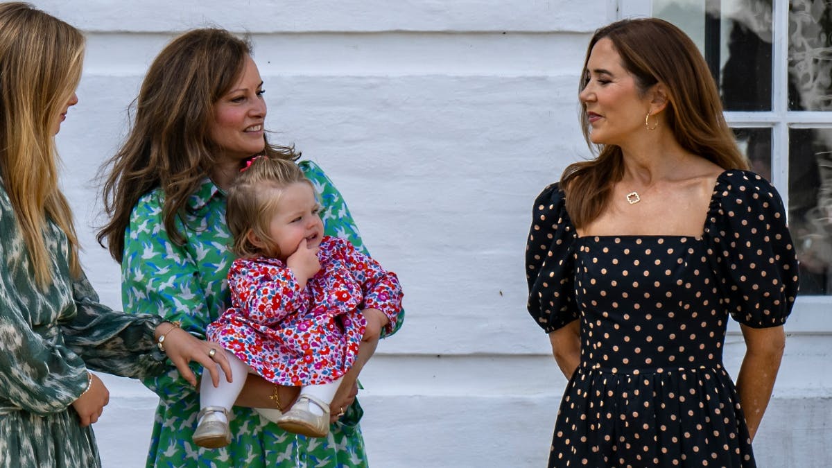 Veninderne hygger på slottet: Dronning Mary giver prinsesse Carina en ...