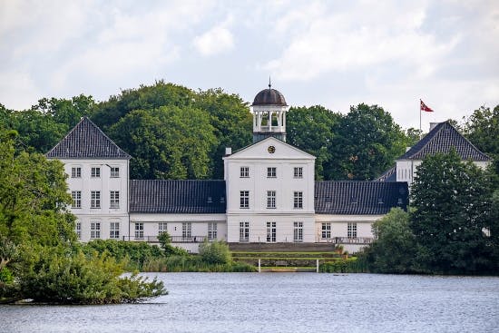 Første uge på Graasten Slot bød på lidt af hvert: Kong Frederik og dronning Mary nyder ferie med ...