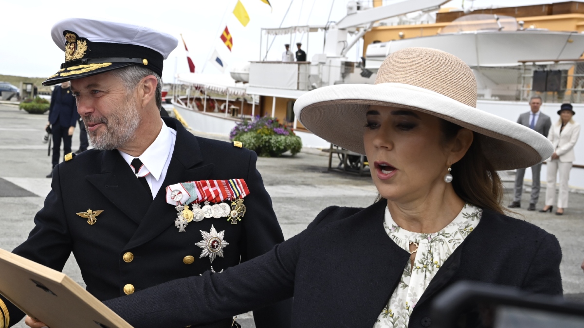 Kuldegysningsværdige scener ved kajen, da kong Frederik og dronning Mary sagde farvel | BILLED ...