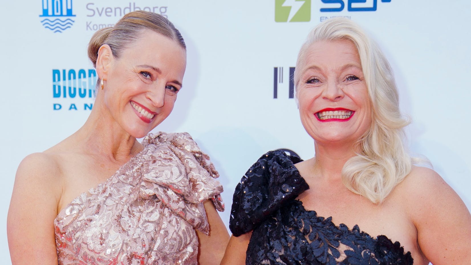 Wauw! Iben Hjejle og Signe Lindkvist stjal showet i glamourøse ...