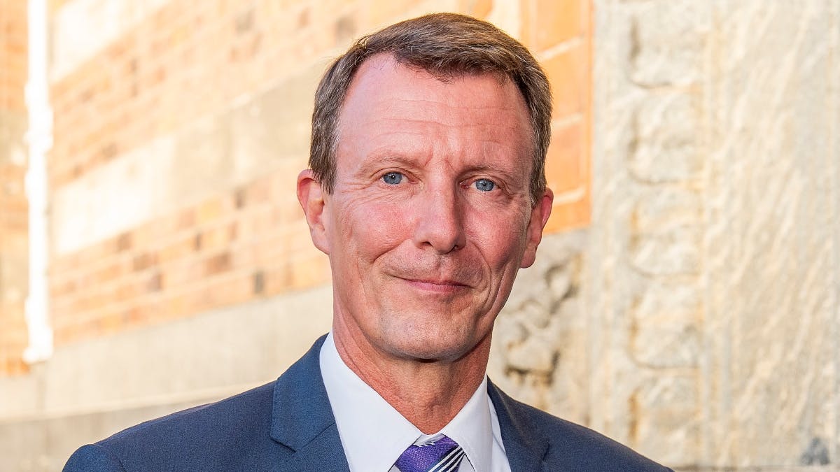 Sådan så det ud bag kameraet: Kongehuset deler billede af prins Joachim ...