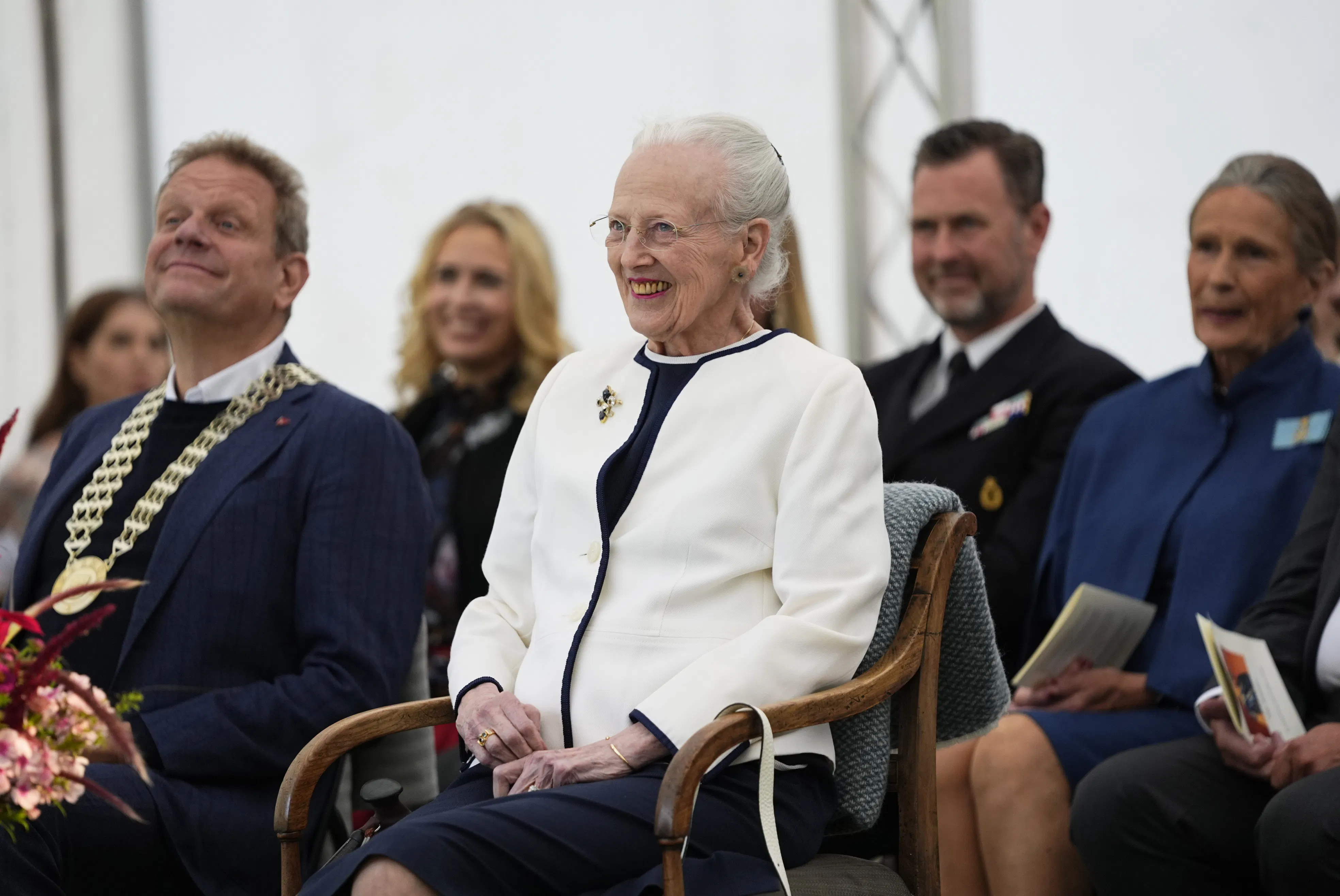 Har tilhørt dronning Ingrid: Margrethe bar matchende øreringe og broche ...