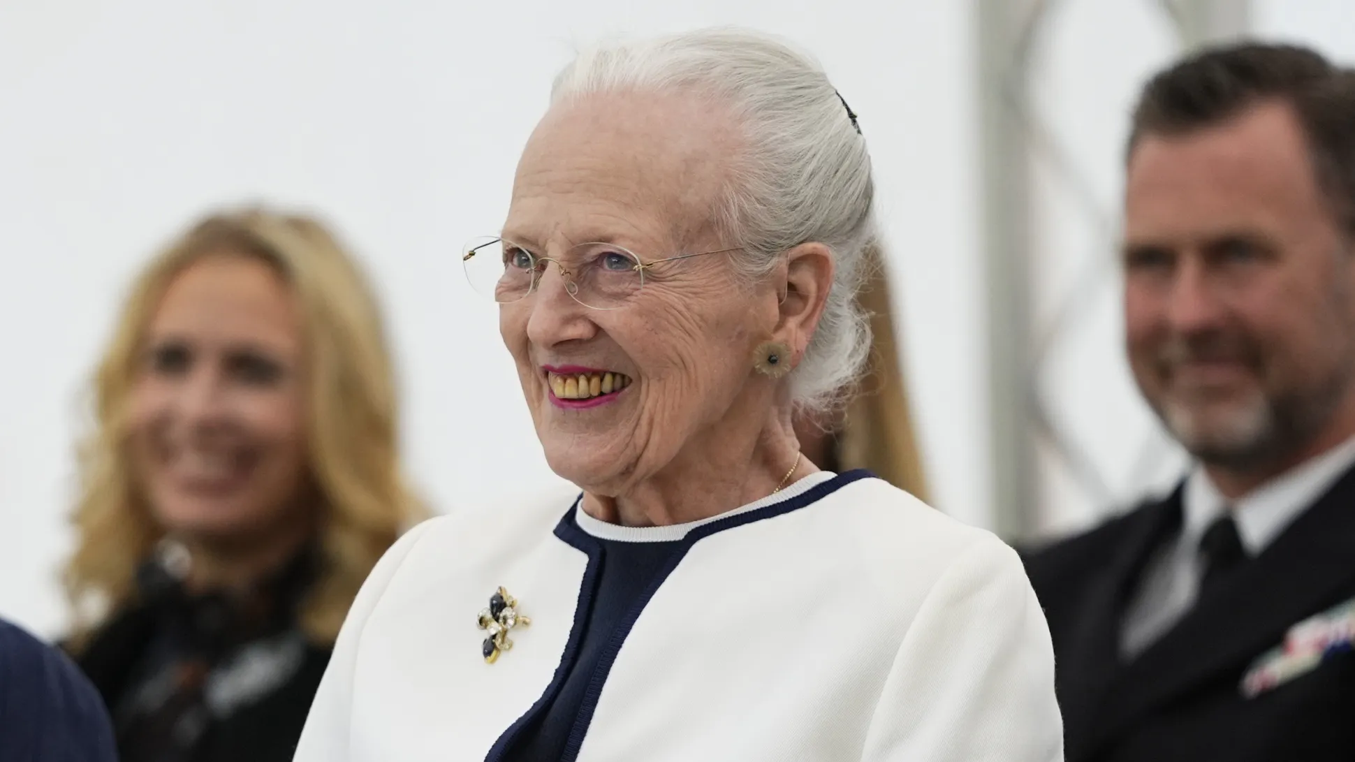 Har tilhørt dronning Ingrid: Margrethe bar matchende øreringe og broche ...