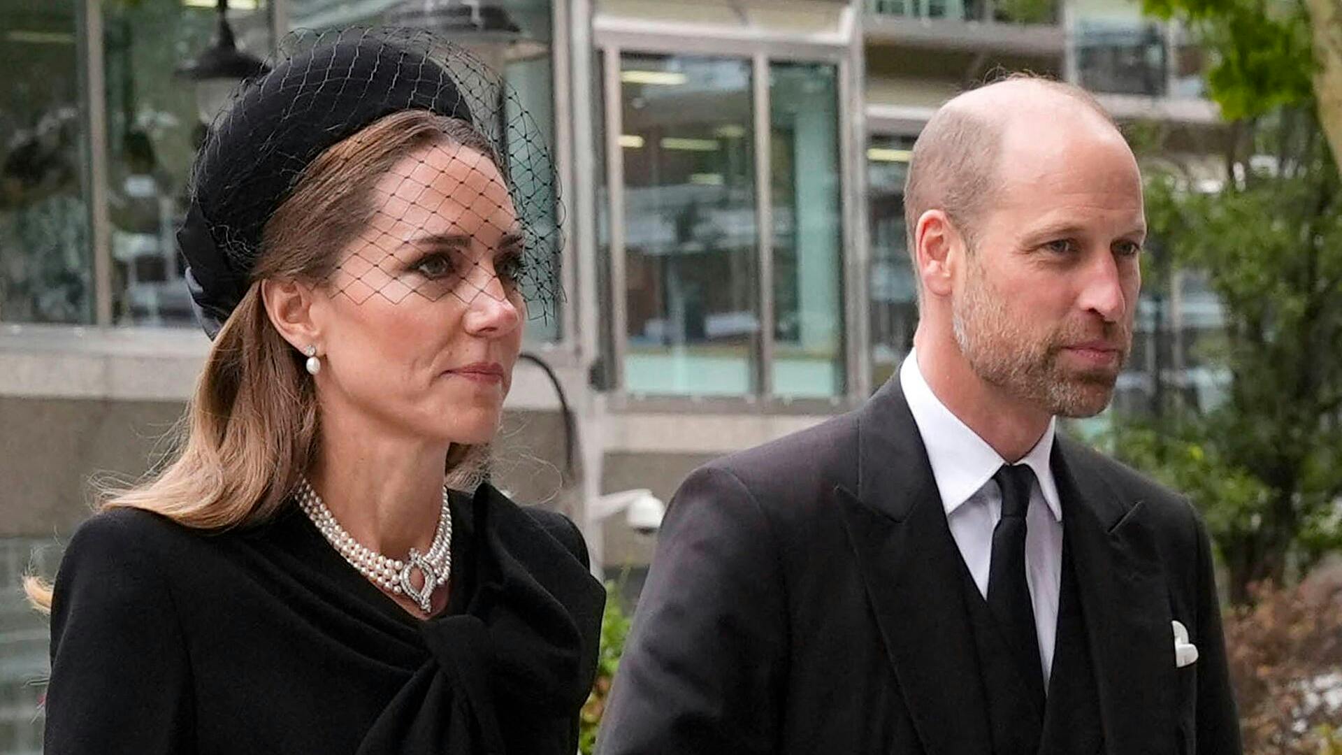 Både kærlighed og etikette i luften: Kong Charles og prinsesse Kate i ...