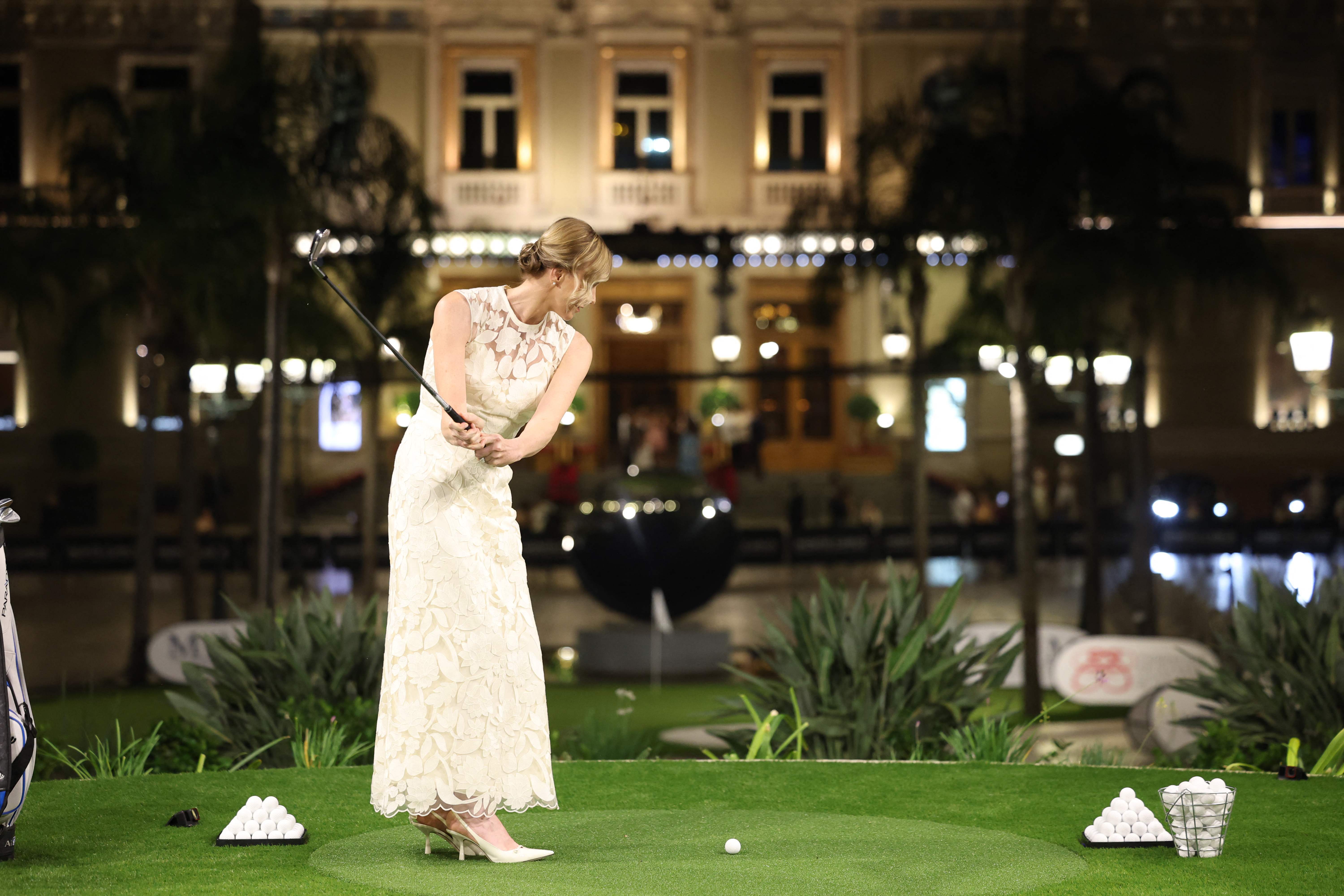 Fyrstinde Charlene til golfturnering i designerkjole med transparent ...