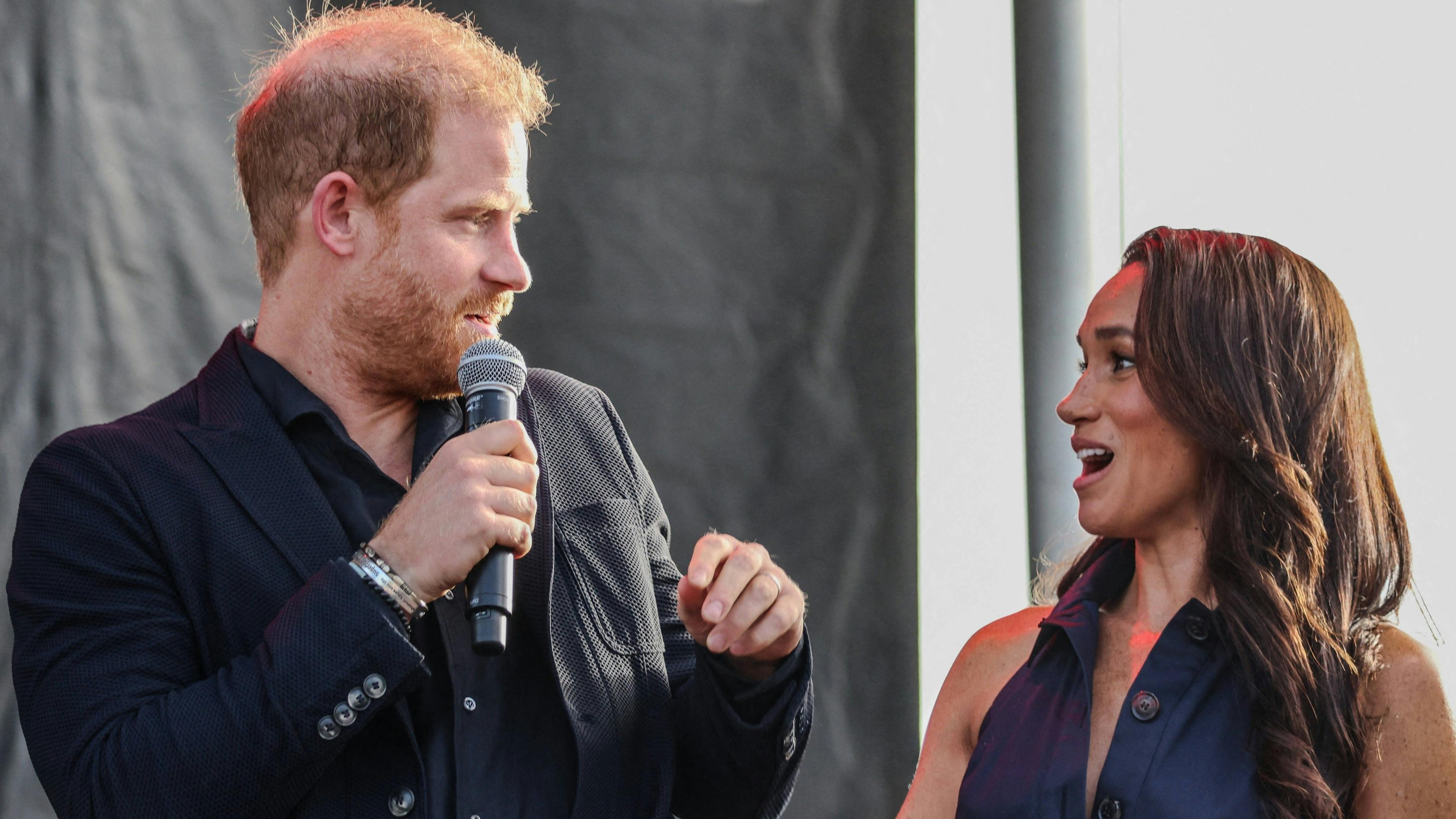 Prins Harry og hertuginde Meghan overrasker: Sammen på scenen | BILLED-BLADET