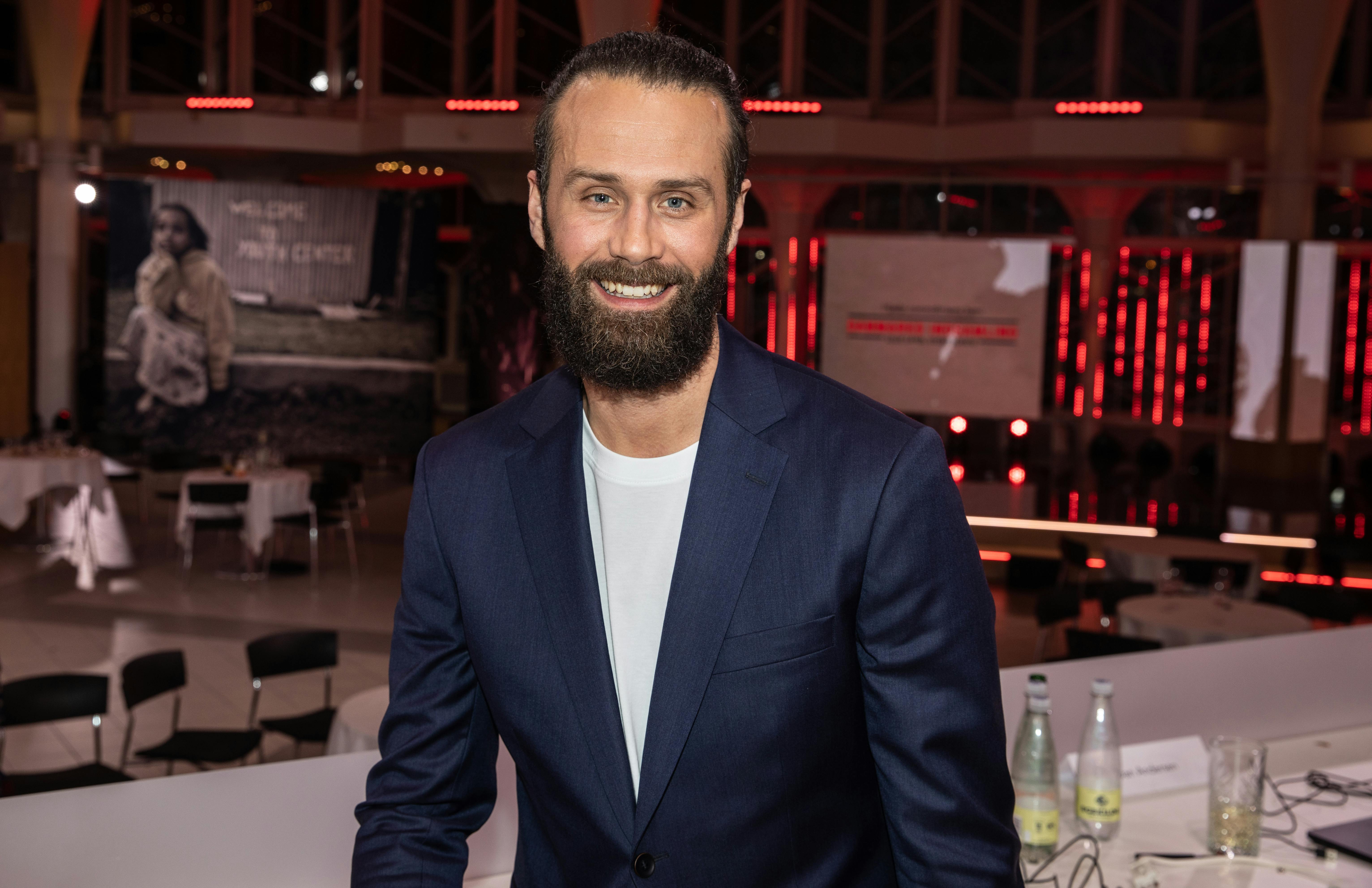 Se den skønne video: Sådan har du aldrig set Jesper Nøddesbo før ...