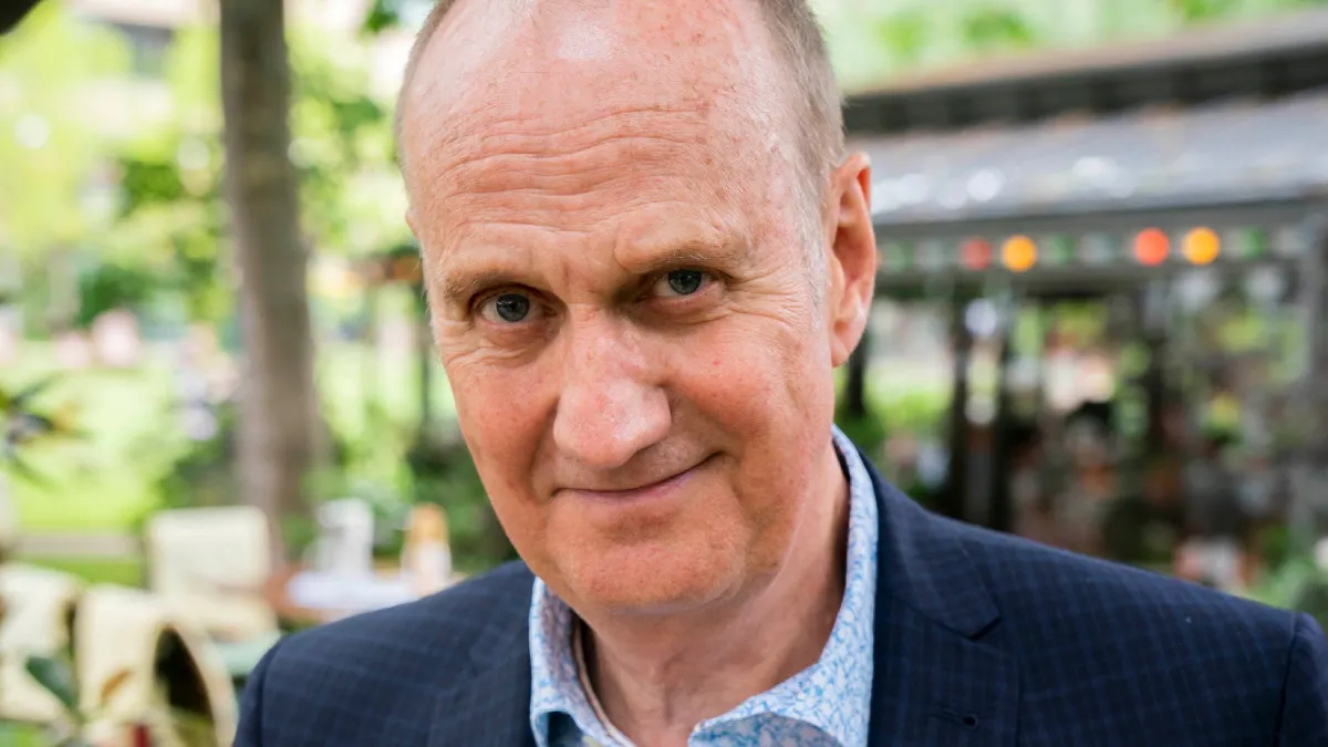 Søren Pilmark fotograferet med godsejer: Lånte slottet for en dag ...