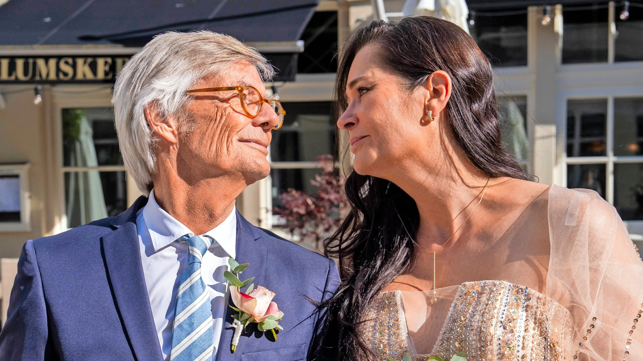 De kyssede igen og igen… og igen: Bille August og hustruen dybt ...