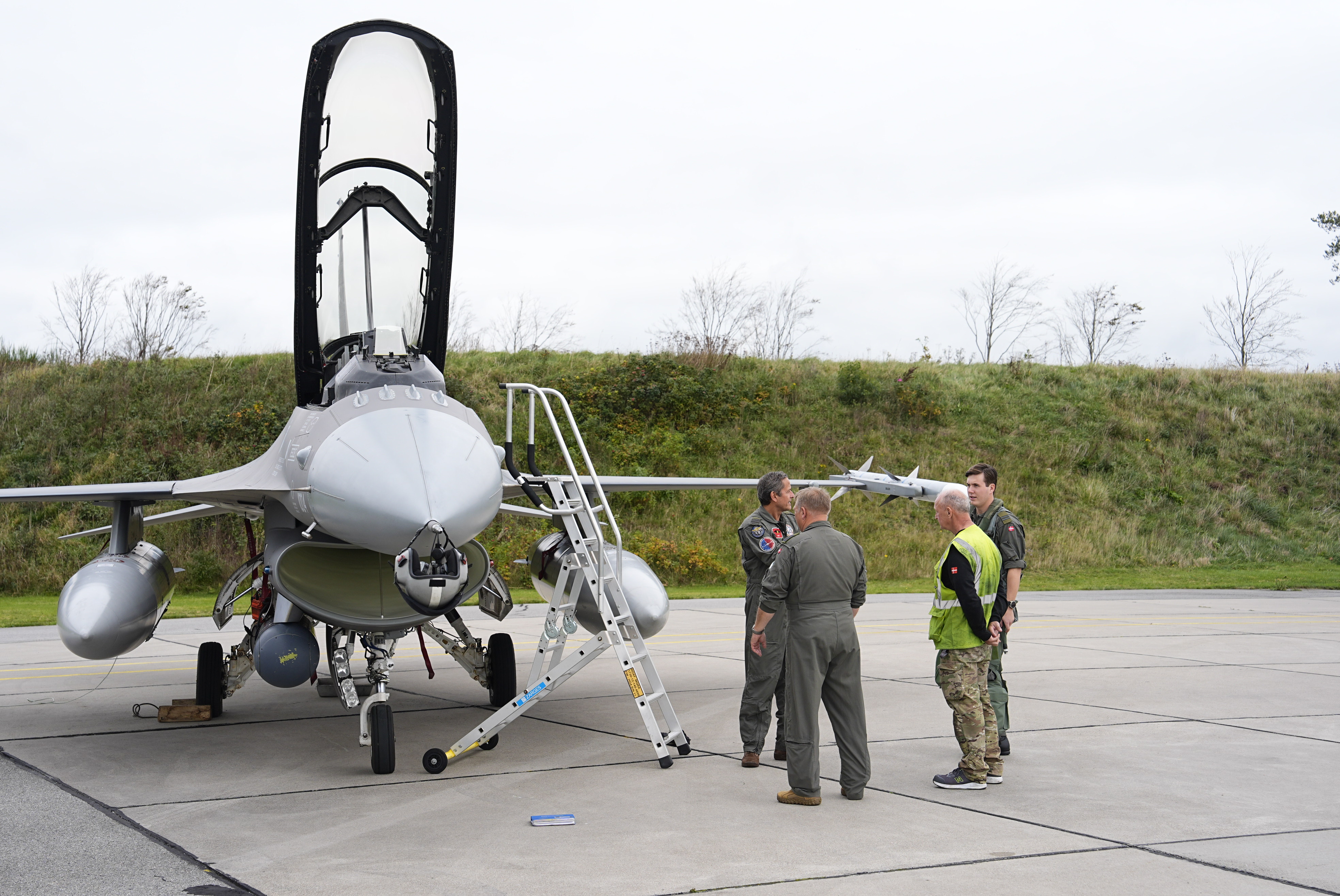 Kronprins Christian i ren Top Gun-stil: Se alle billederne fra hans tur ...