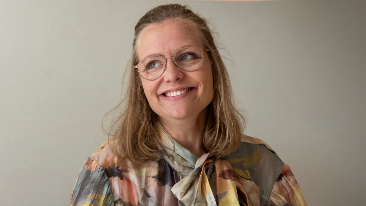 Wauw! Emma Lund viste sin gravide mave frem i rosafarvet brudekjole ...