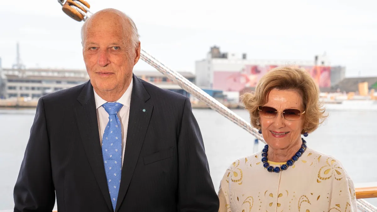Dronning Sonja i julerødt gallalook: Holdt middag på slottet | BILLED ...