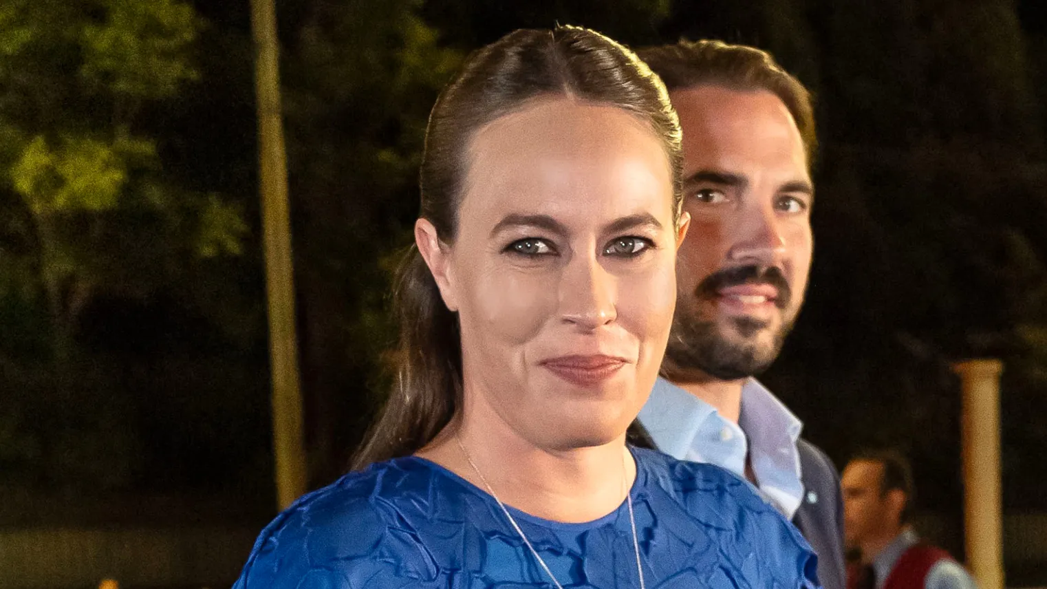Nina de Gréce i vovet look til bal: Nedringet jakkesæt med kig til bh ...