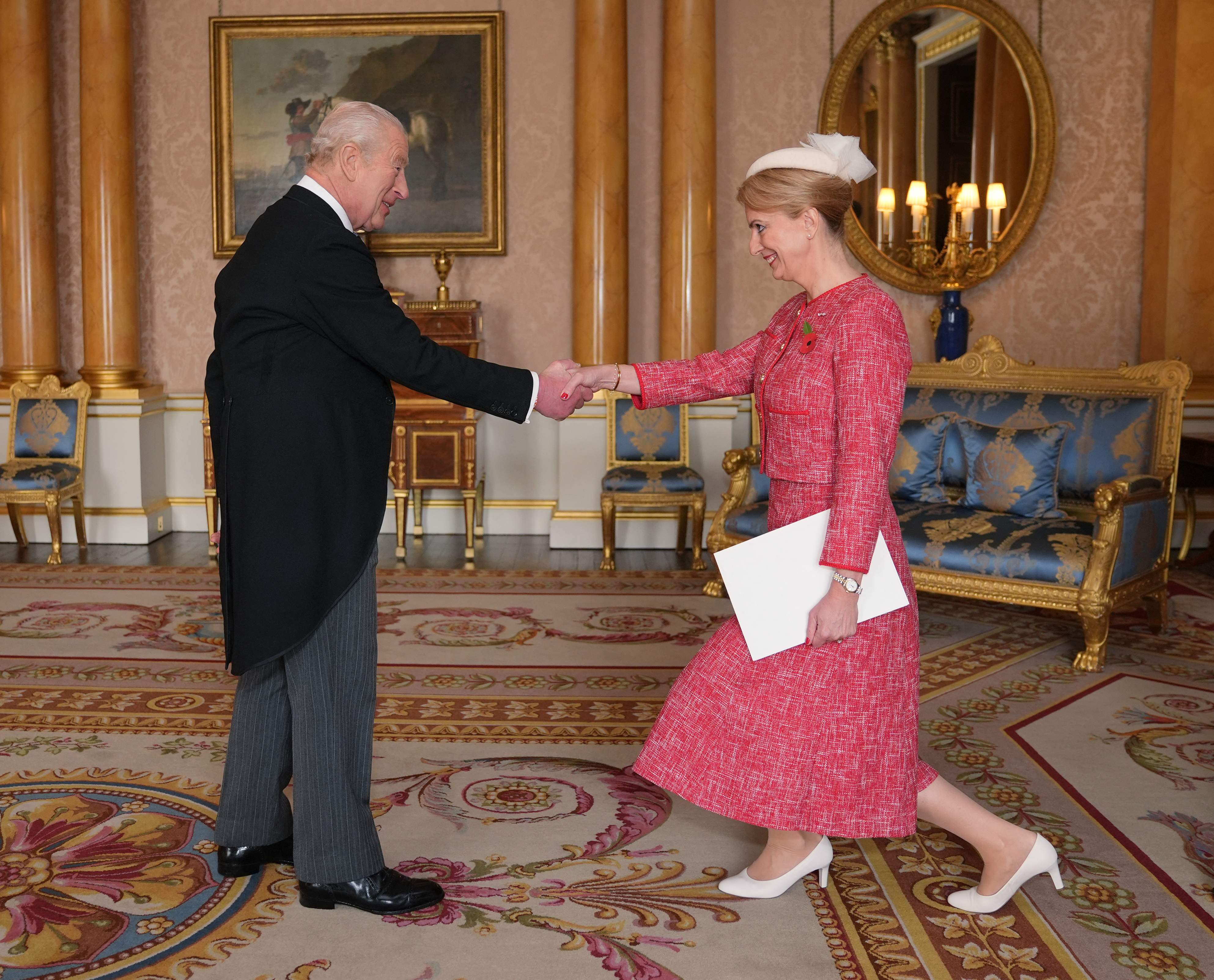 Ankom i karet: Dansker besøgte kong Charles på Buckingham Palace ...