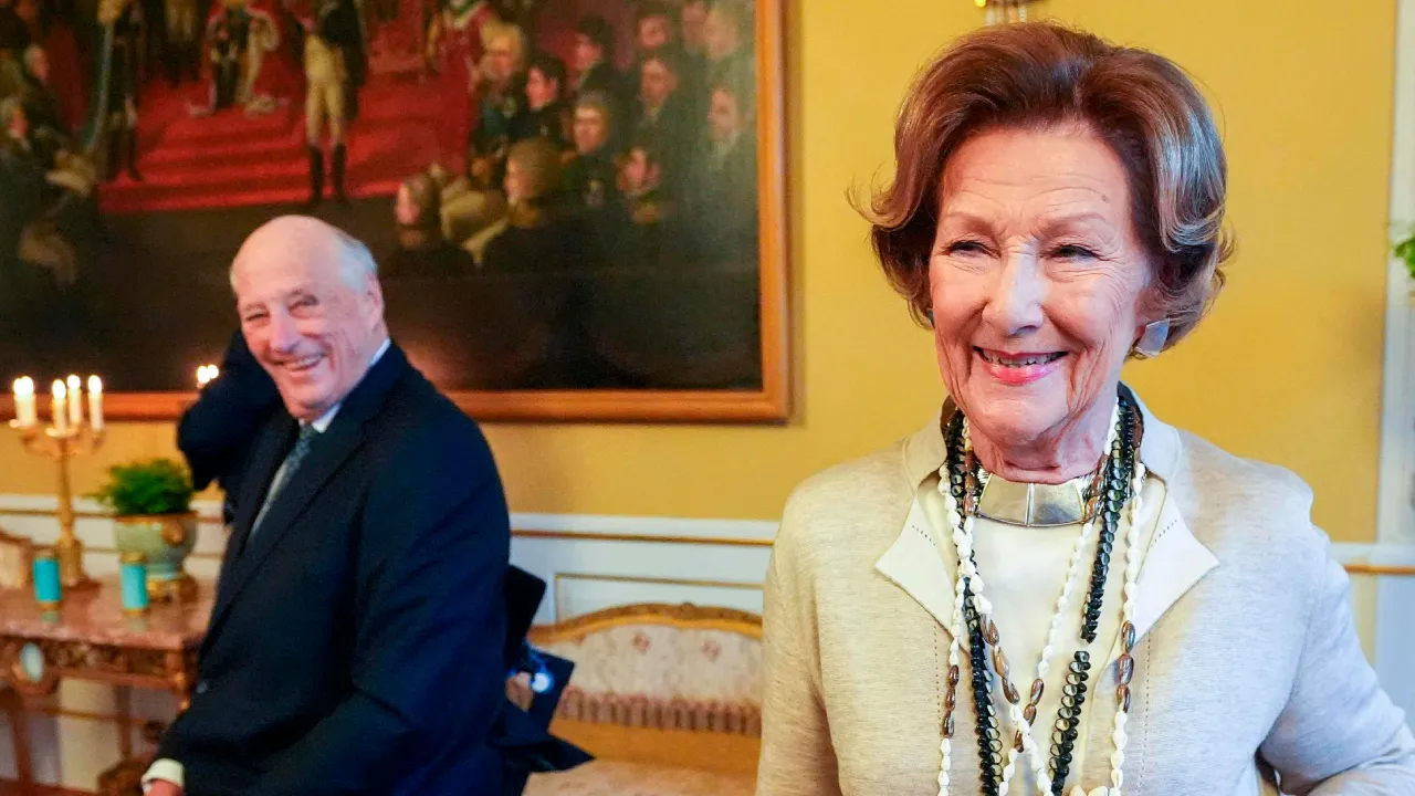 Kongelige kram på slottet: Kong Harald og dronning Sonja fik besøg af ...