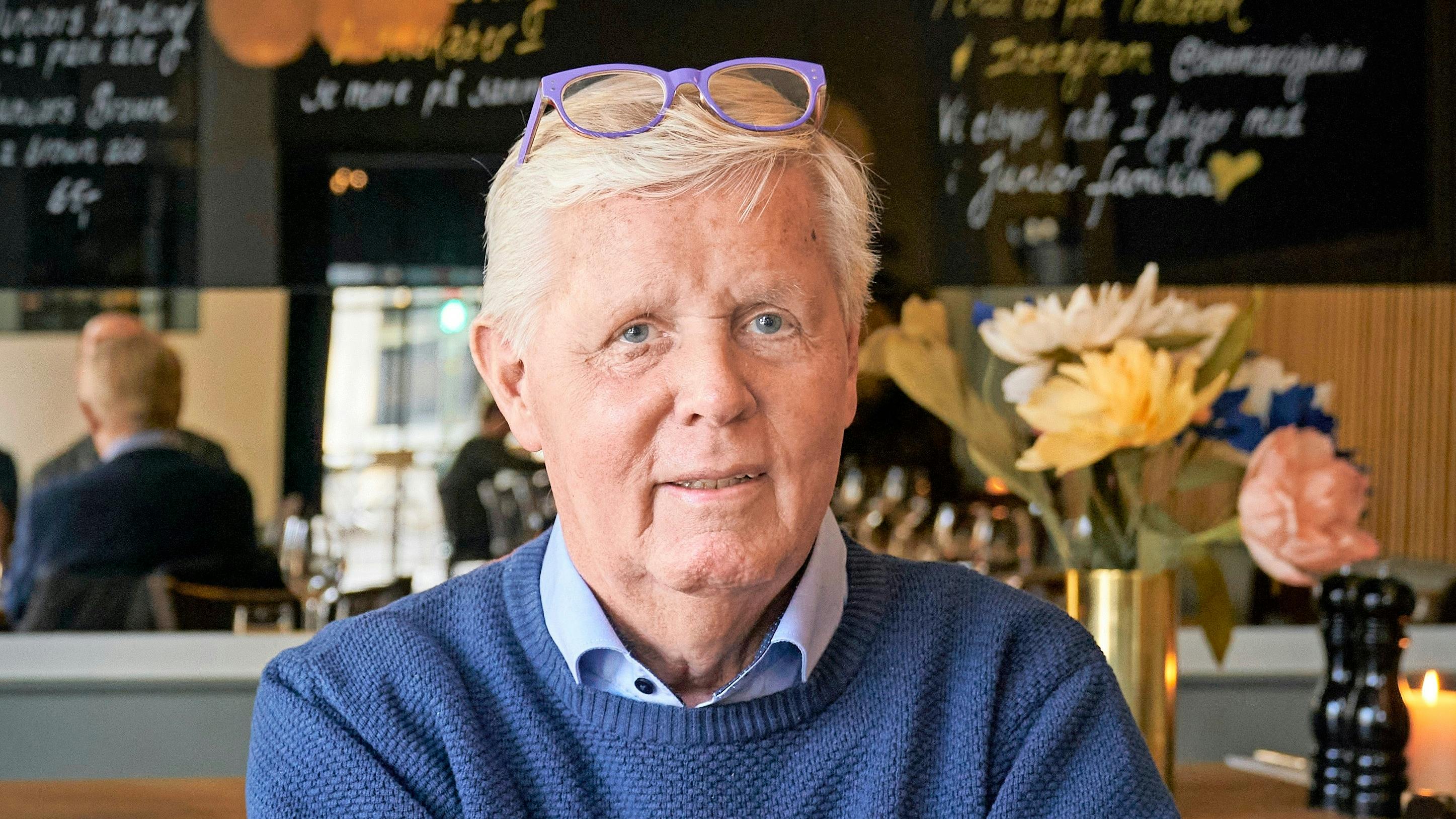 Stig Elling hentet af ambulance: Kunne ikke rejse sig eller stå på ...