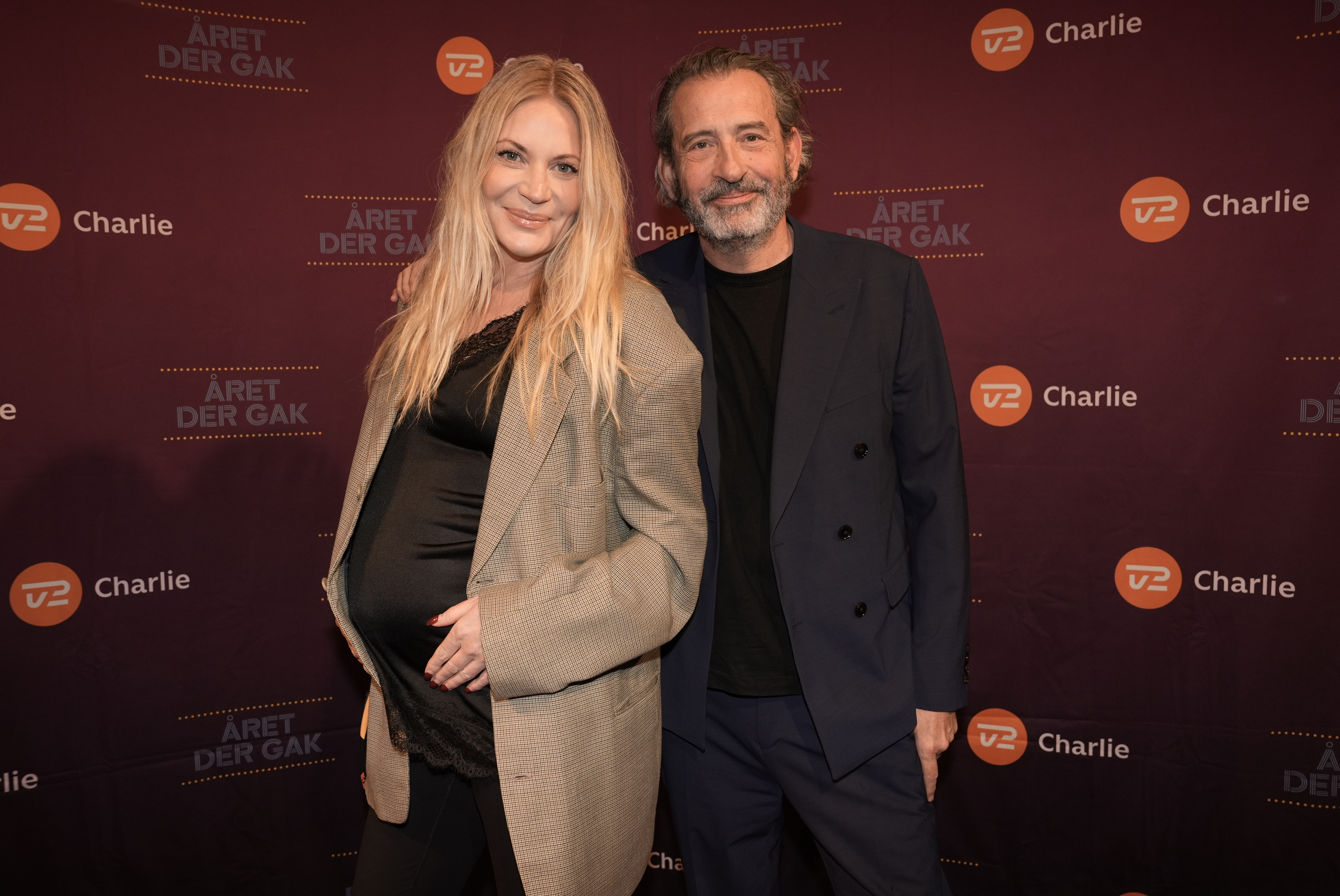 Christian Grau og kæresten: Viser gravid mave frem på den røde løber ...