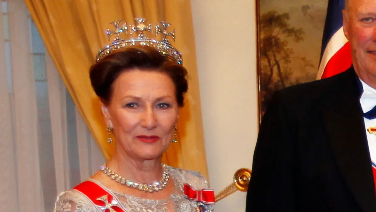 Dronning Sonja i julerødt gallalook: Holdt middag på slottet | BILLED ...