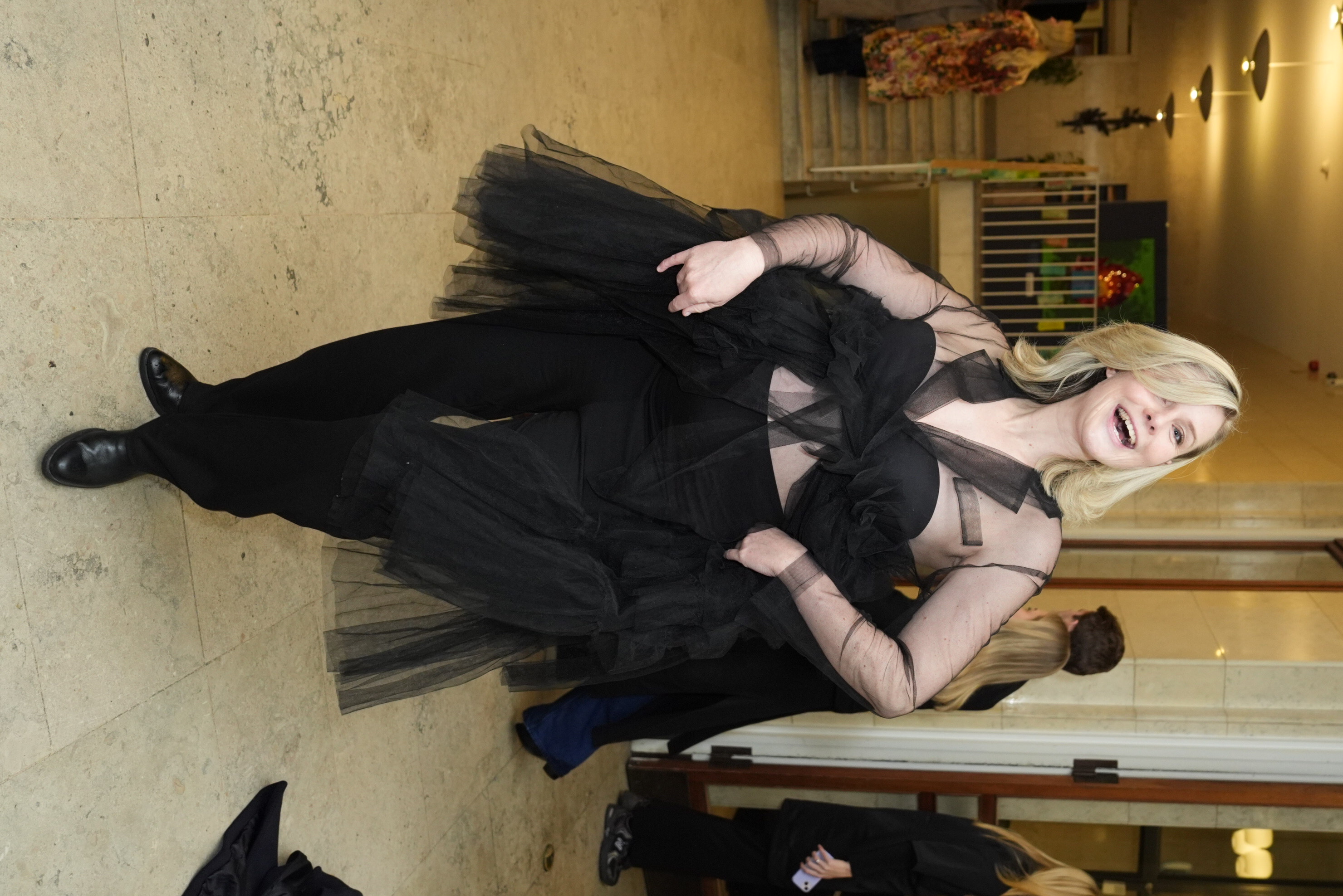 Vovet valg: Gravide Sofie Torp viste maven frem i festligt tyl-look ...