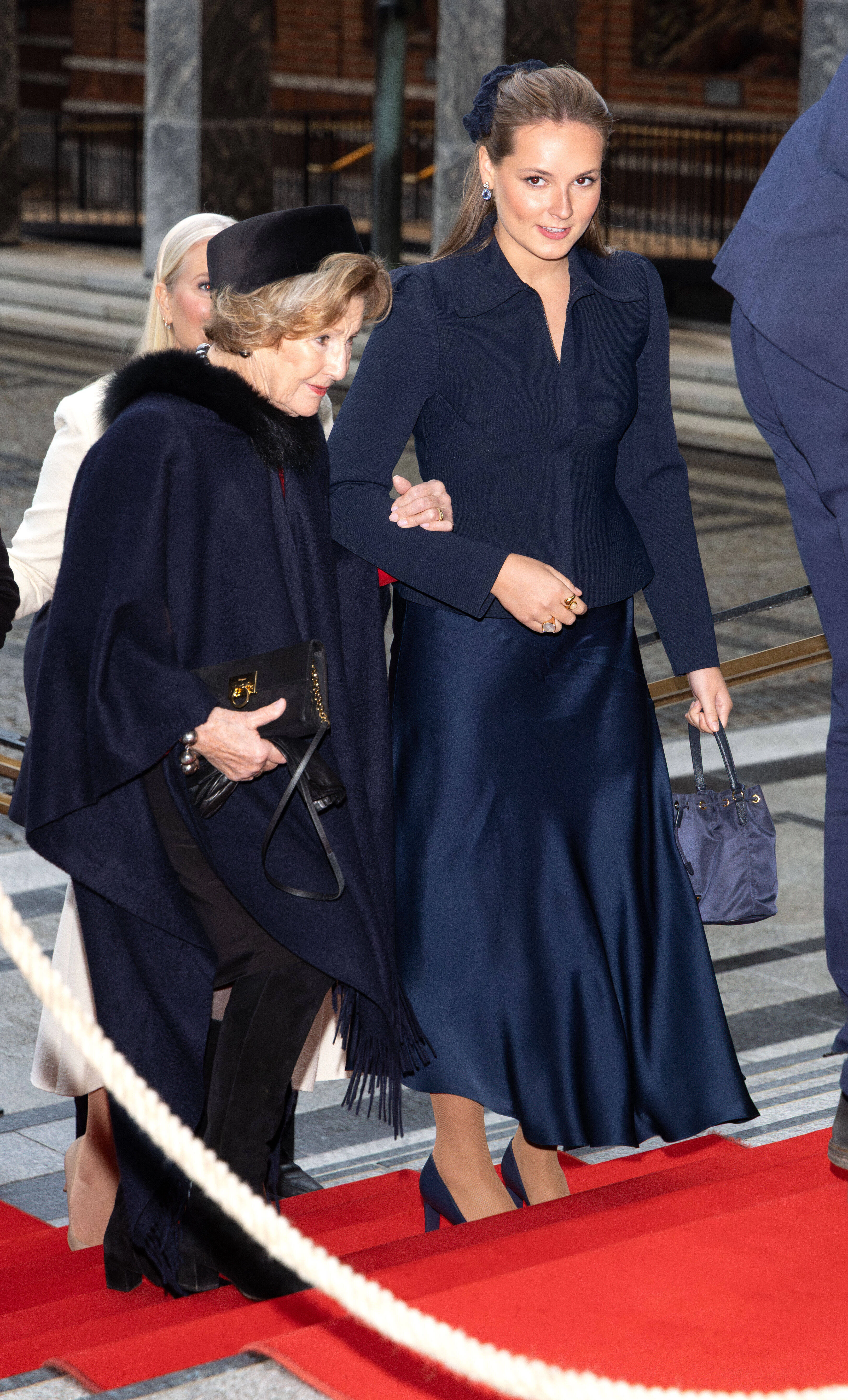 Fra bordeauxrød ruskind til midnatsblå satin: Prinsesse Ingrid ...