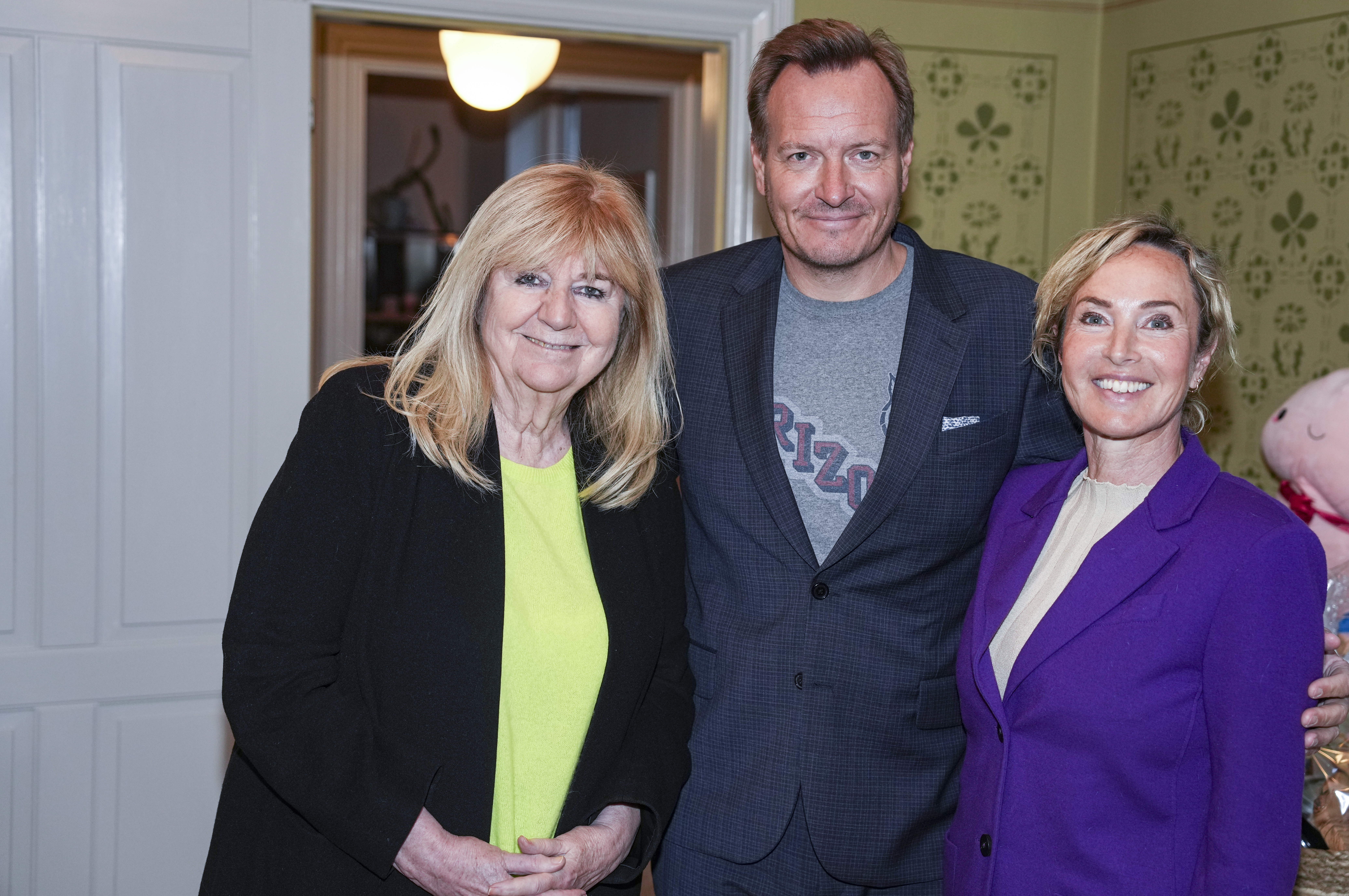 Rasmus Tantholdt og Natasja Crone fejrer nytår med kendt veninde – og alle vil have hende til ...