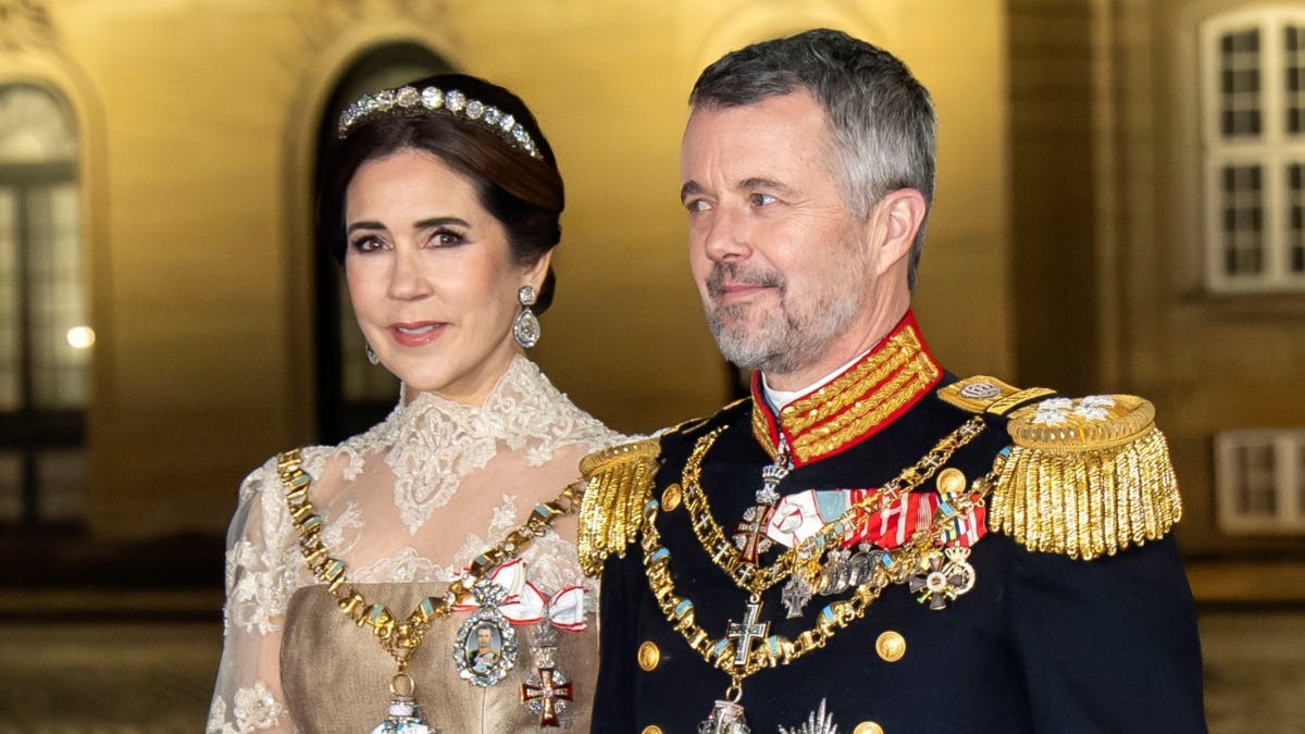 Sorte sokker og skørter til anklerne: Striks dresscode til kongeparrets ...