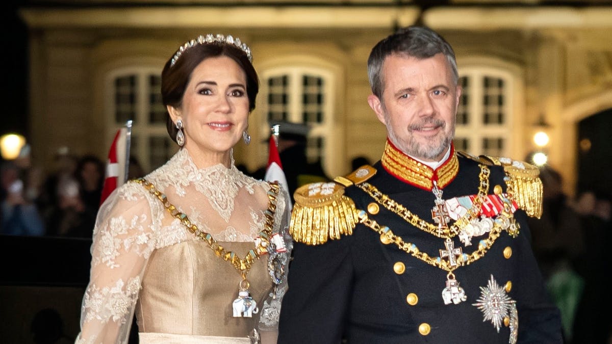 Atypisk syn til kongelig nytårskur: Ankom sammen i busser foran ...