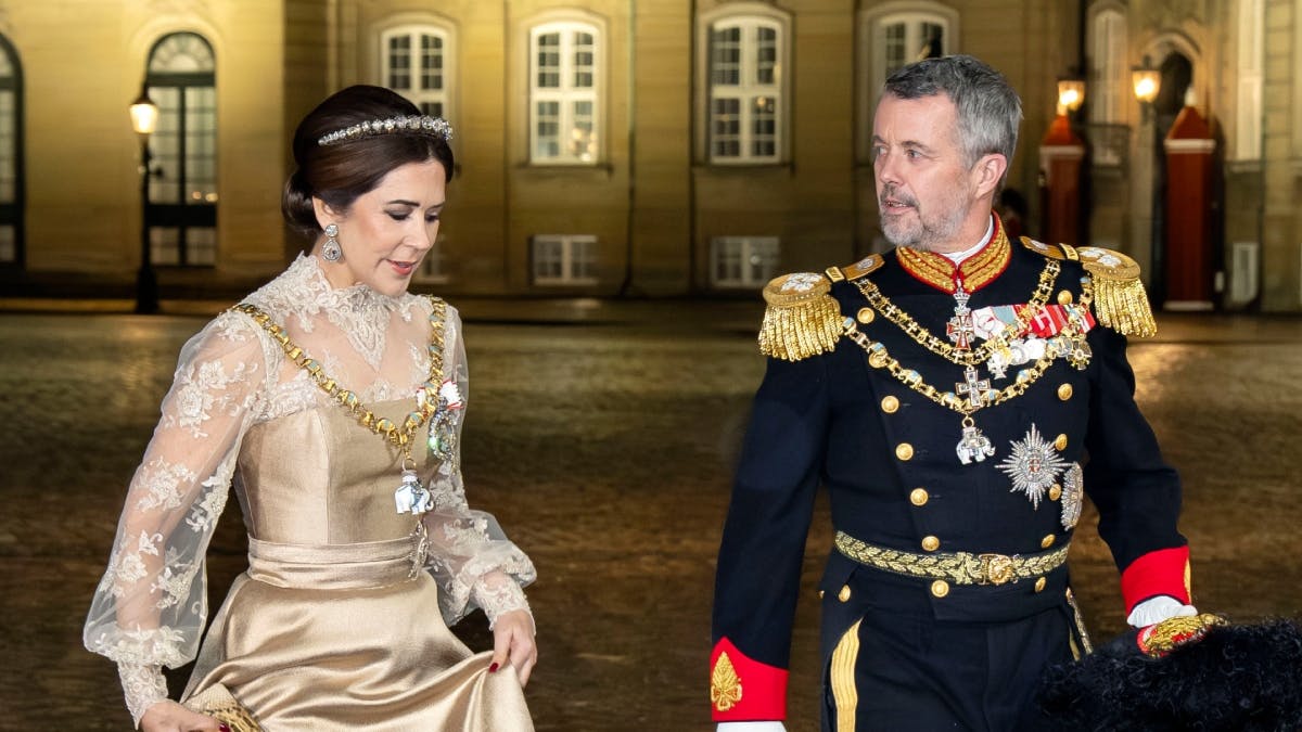 De kvindelige dommere har fået nyt, ens look: Kongehuset har været inde ...