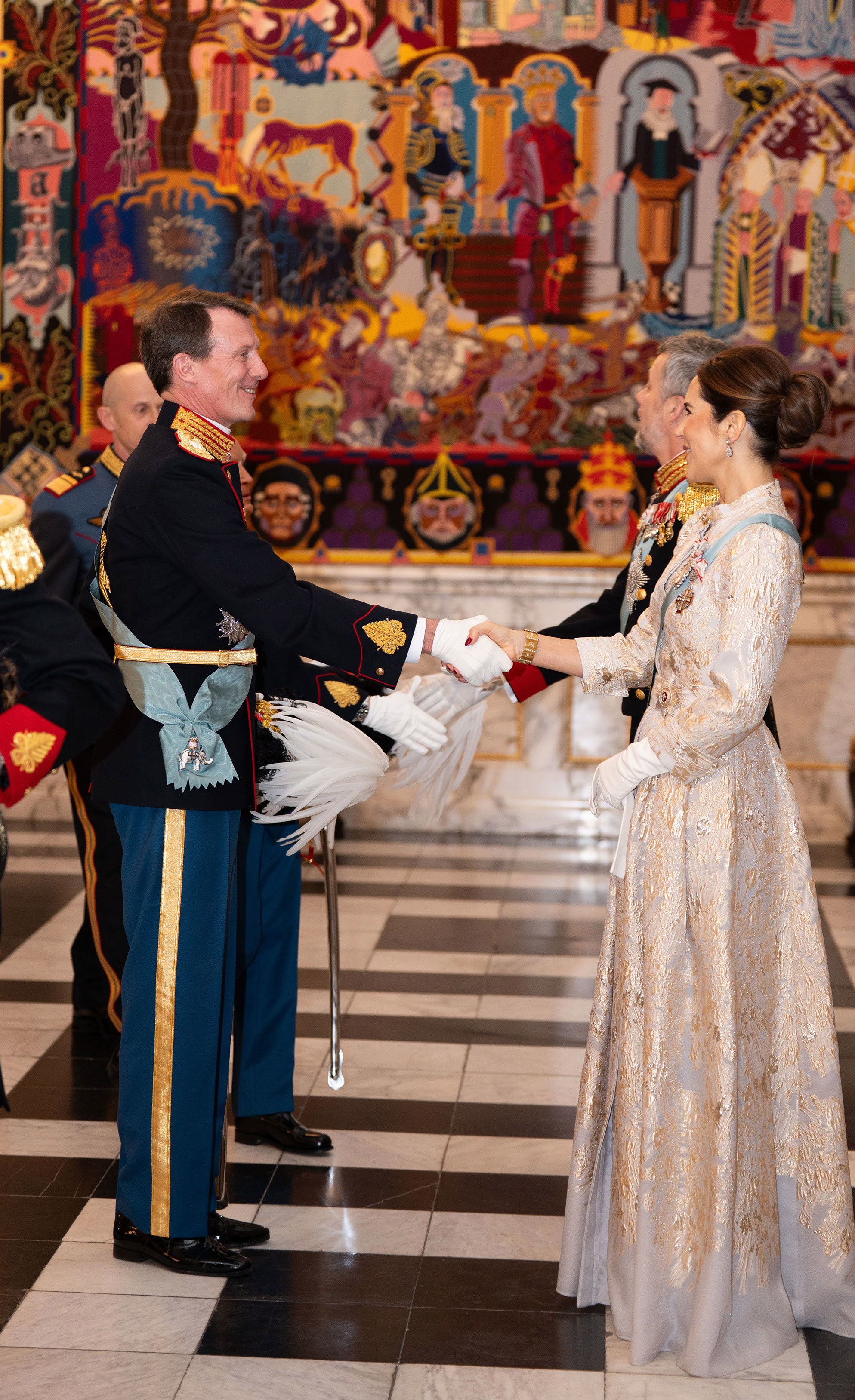 Prins Joachim holdt etiketten under nytårskur hos Frederik og Mary ...