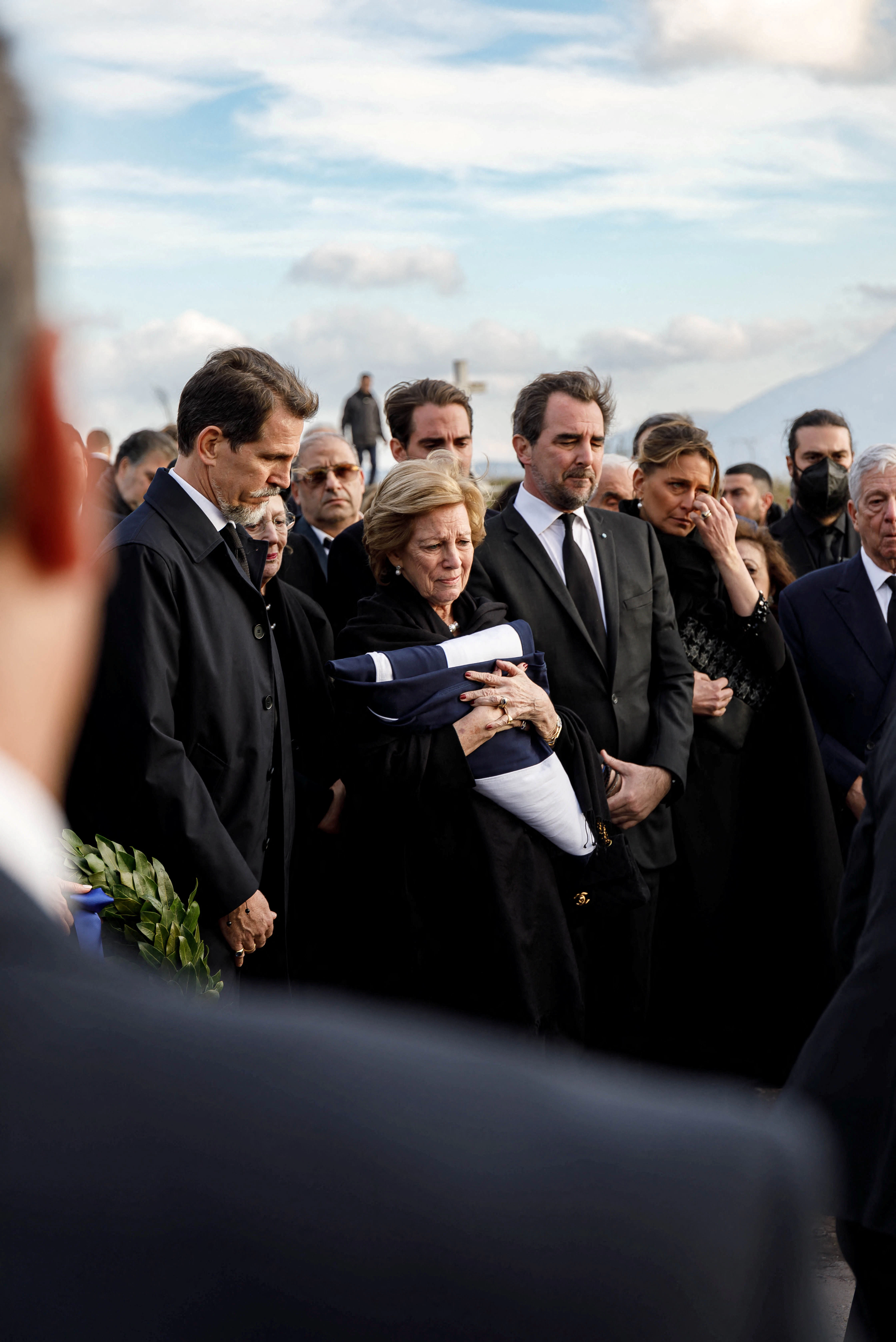 Gribende billede fra begravelsen: Dronning Sofia knuger flaget i ...