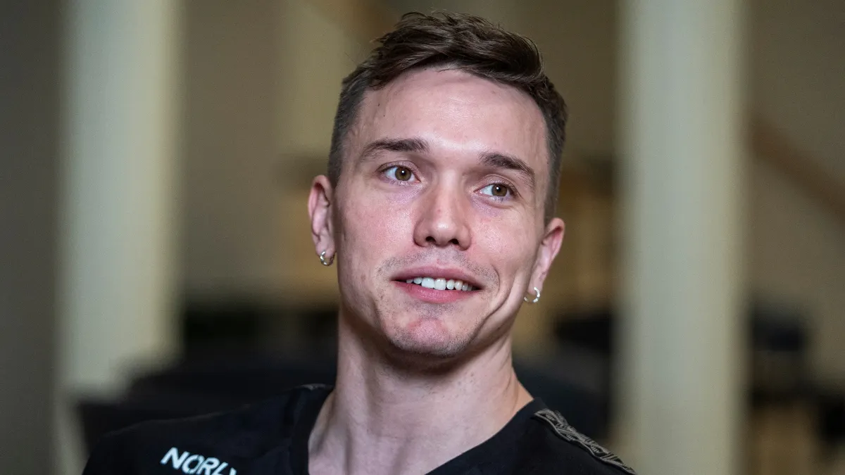Lasse Andersson undgår helst at følge med: Man kan kun blive påvirket ...
