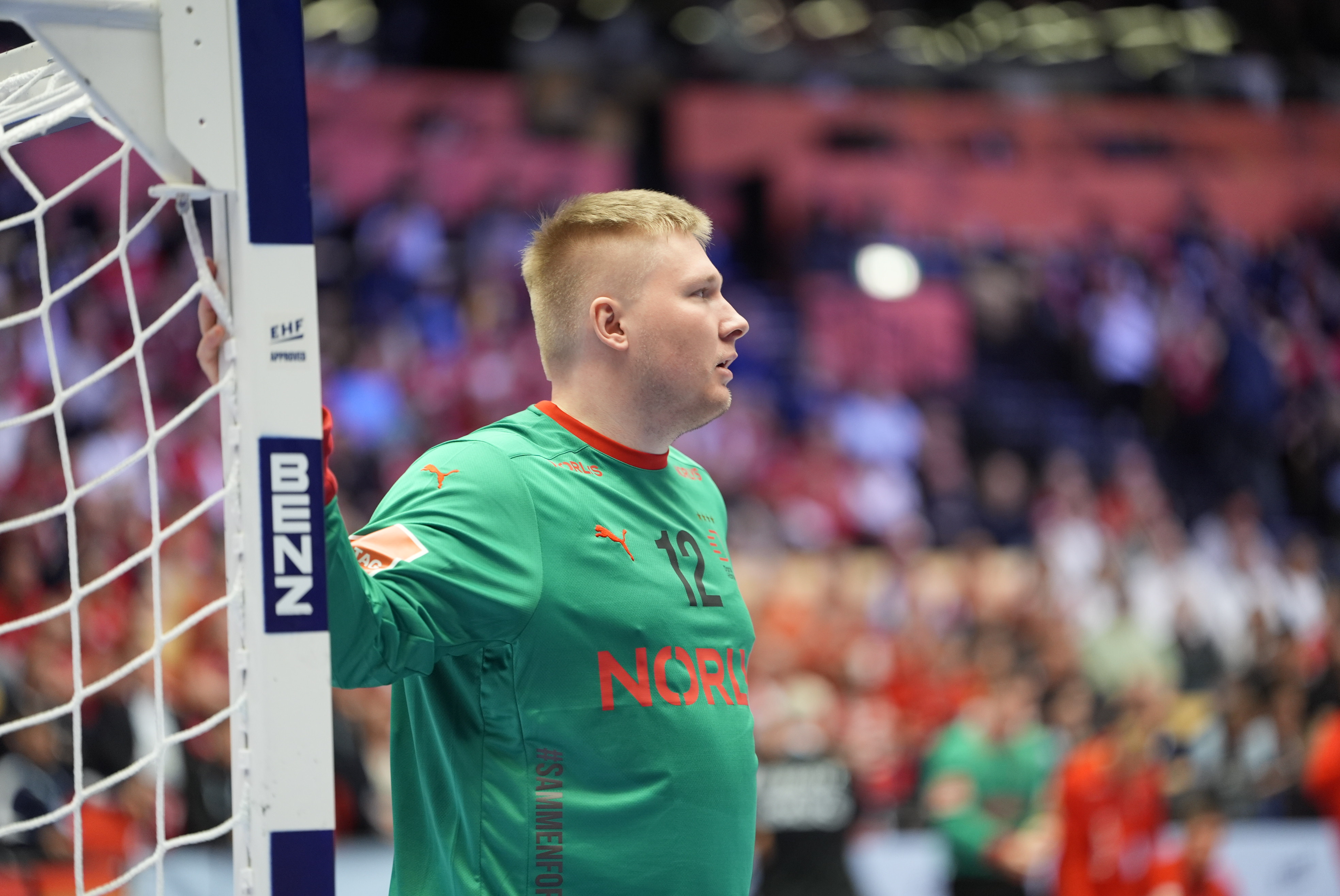 Hov, der er da sket noget?! Emil Nielsen viser helt nyt look frem ...