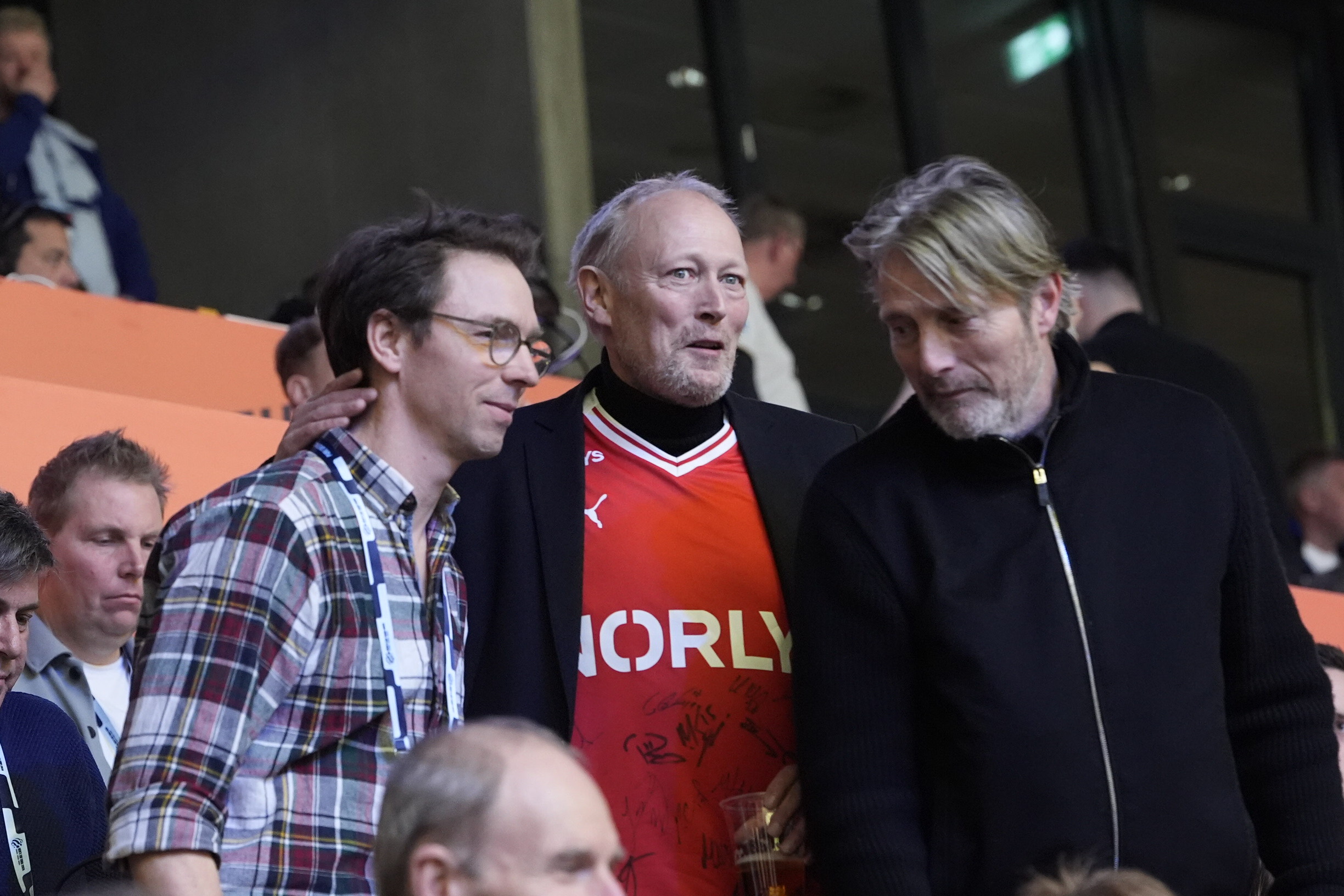 Lars Mikkelsen og Mads Mikkelsen hepper løs på håndboldherrerne: Sådan ...
