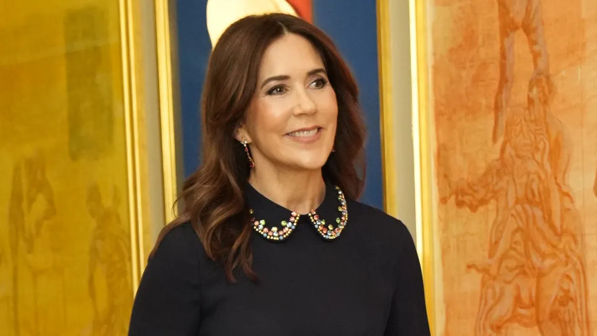 Mange glimtende detaljer: Dronning Mary fuldendte festligt look med Sex ...