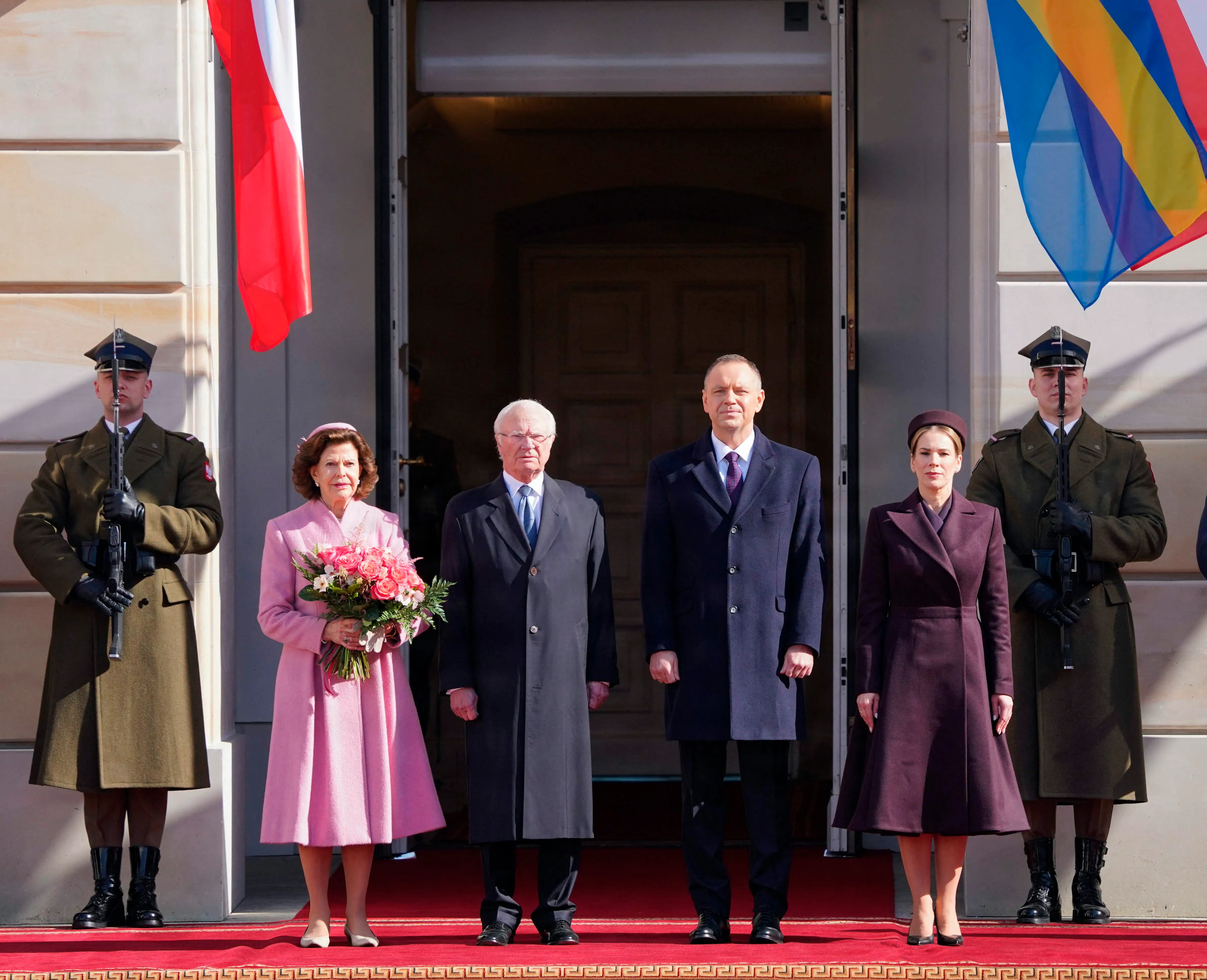 Dronning Silvia lander i Polen med stil: Forårsfin i lyserød med fjer i ...