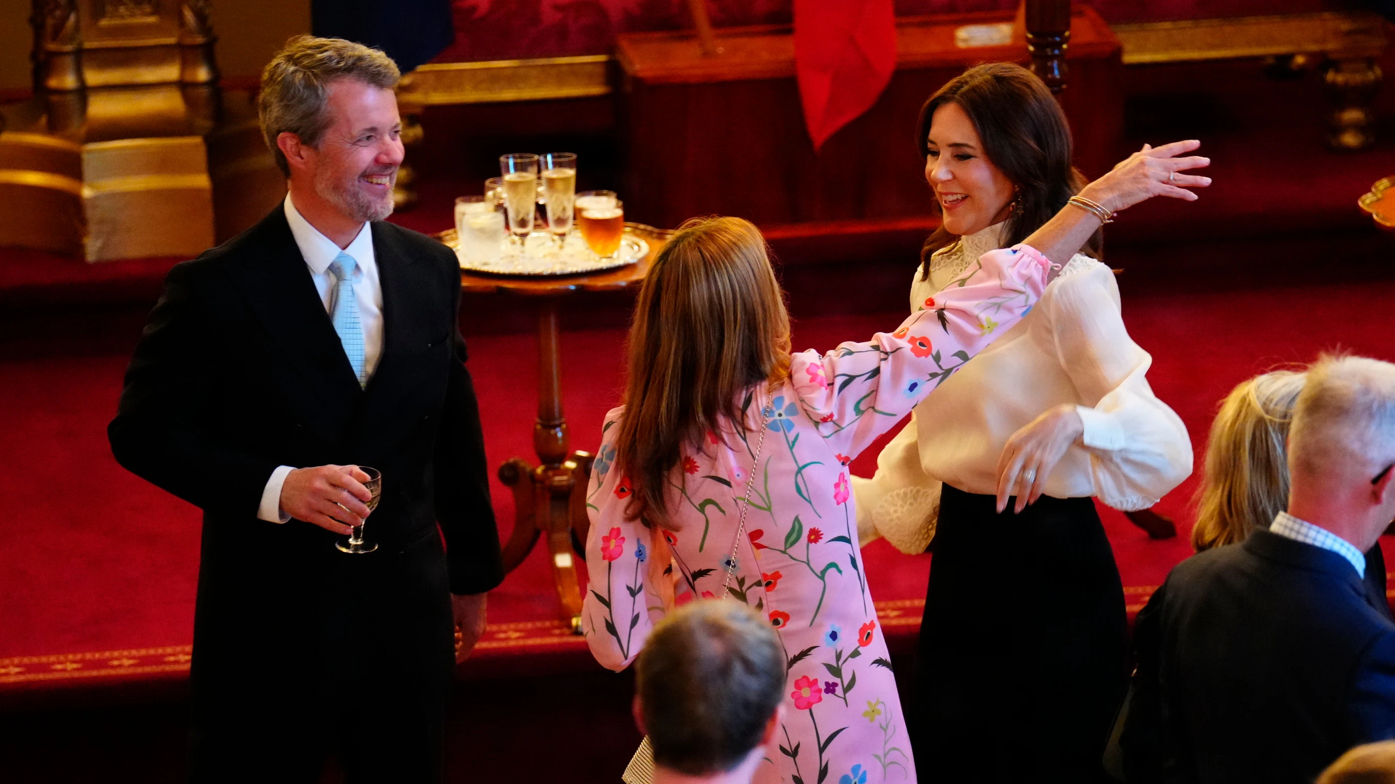 Kæmpe gensynsglæde: Frederik og Mary fik det største kram af Patricia ...