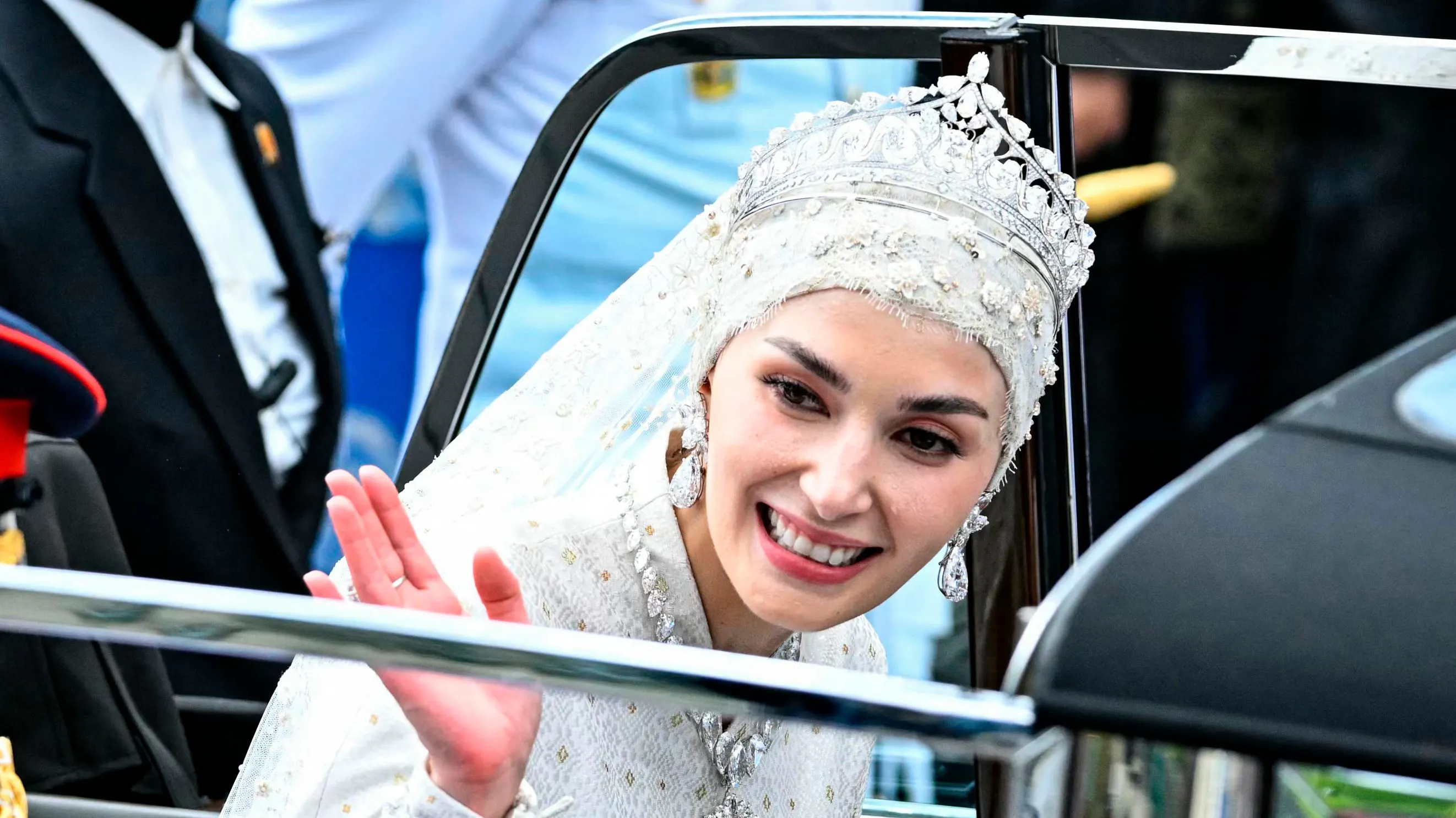 Skønt billede: Prinsesse Anisha og datter i matchende kjoler | BILLED ...