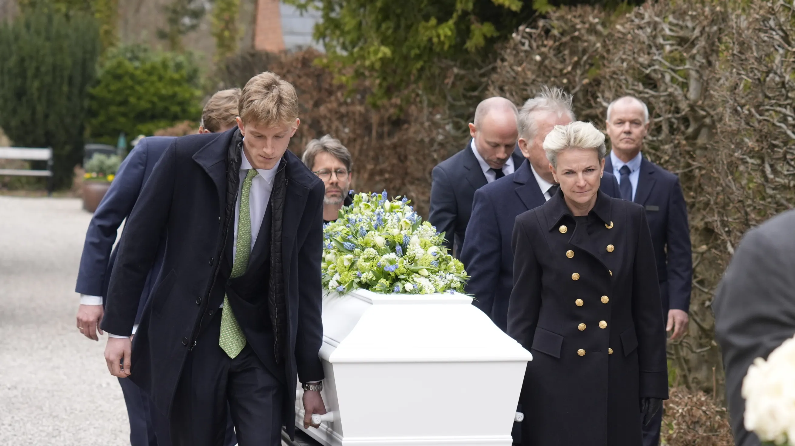Et sidste farvel til Jesper Bruun Rasmussen: Rørende valg ved graven ...
