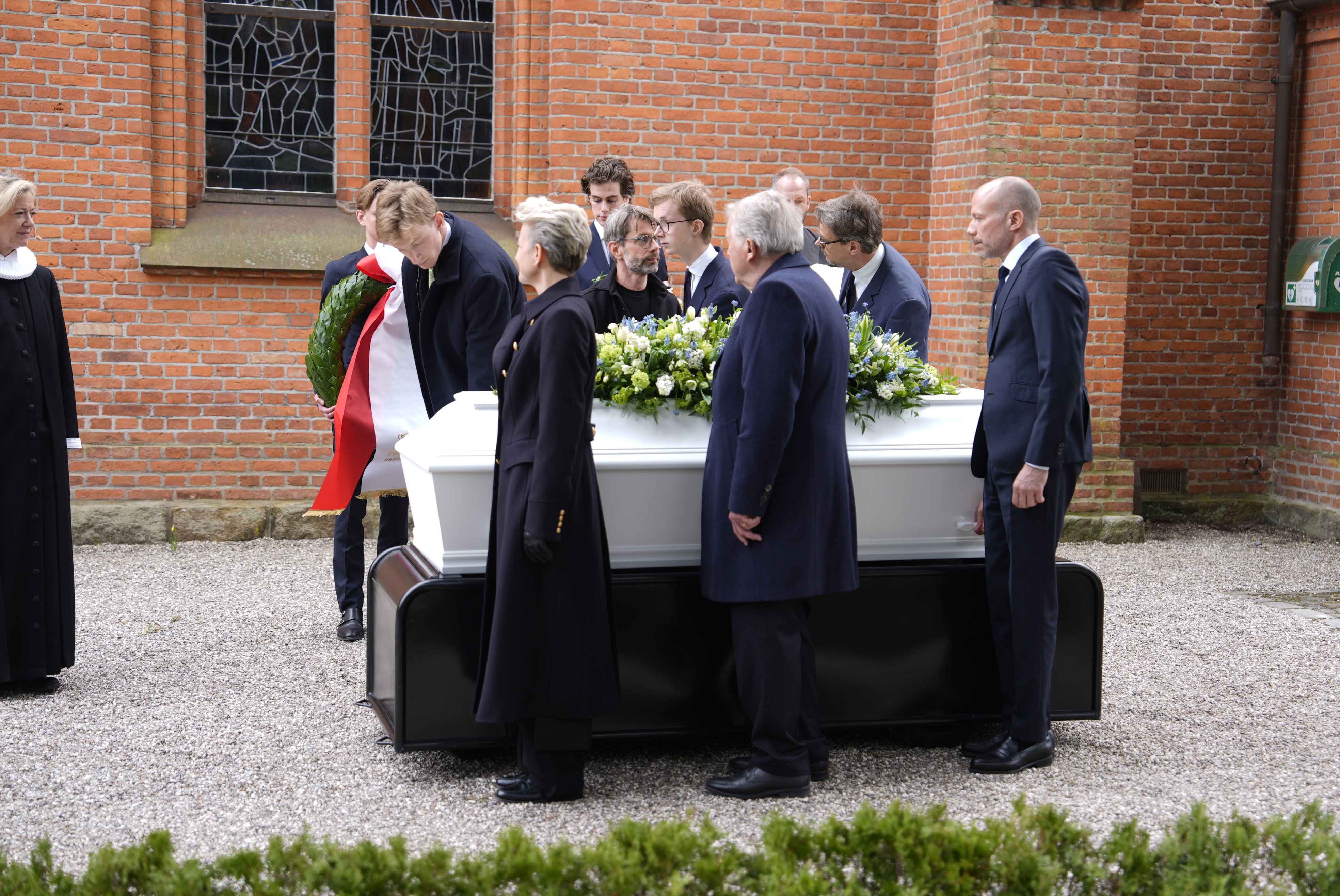 Gribende billeder: Familiens sidste farvel til Jesper Bruun Rasmussen ...