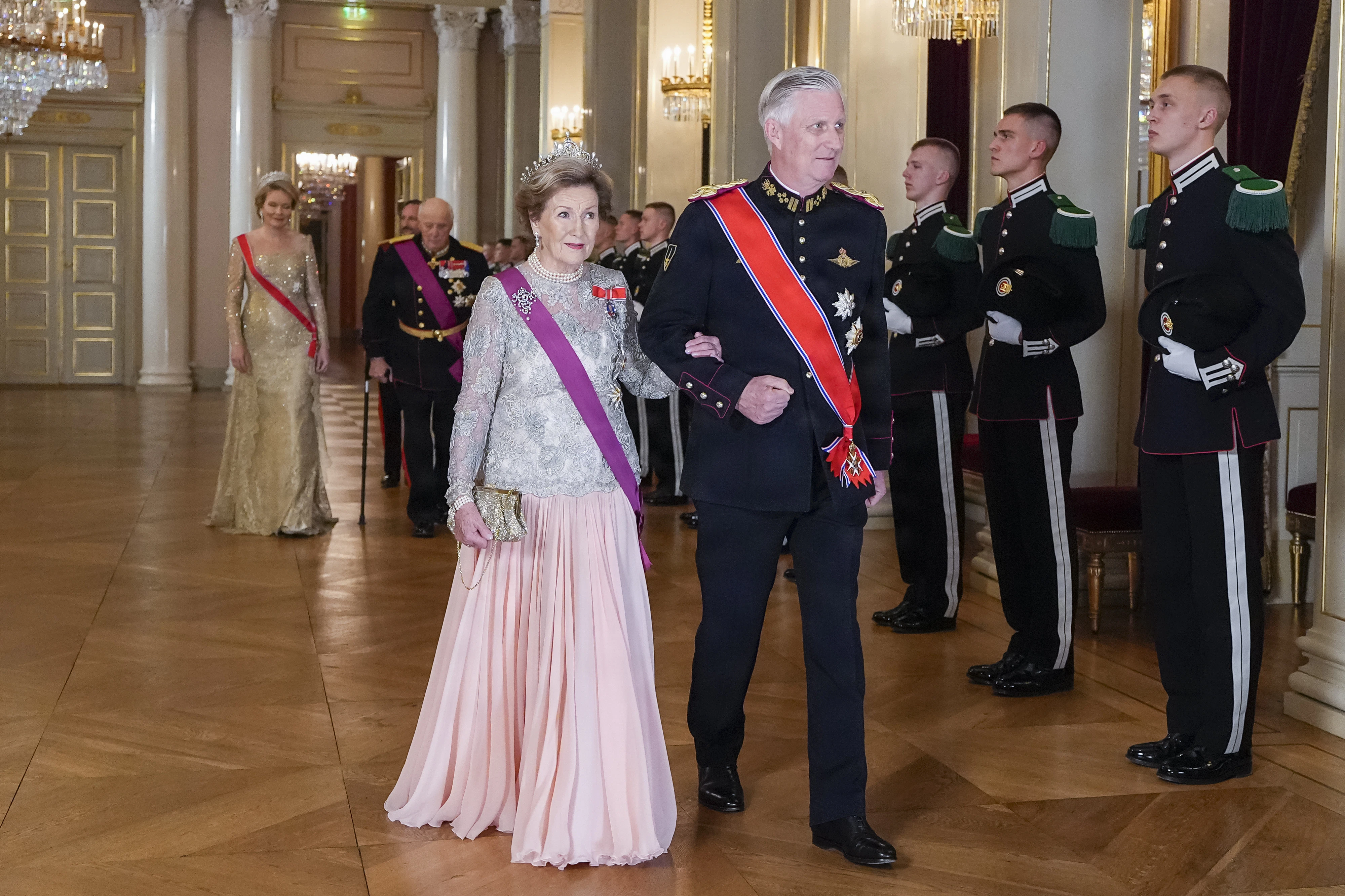 Det vakte undren ved konge under gallamiddag: Nu forklarer det norske ...