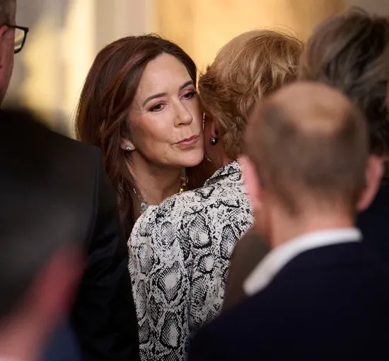 Omgivet af kendte powerkvinder: Dronning Mary i stærkt selskab på ...