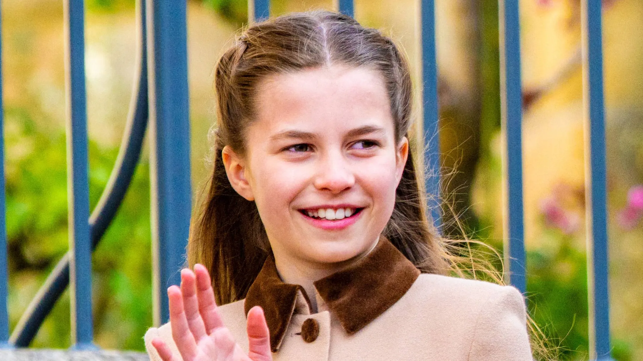 Man kan lige ane den under frakken: Prinsesse Charlotte i lyseblå ...