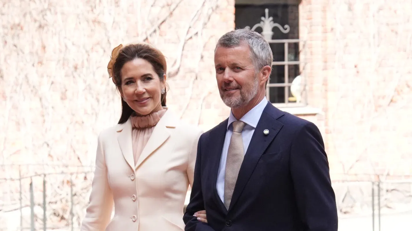 Brede smil og stor gensynsglæde: Dem sad Frederik og Mary ved siden af ...