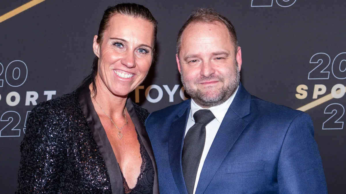 Et surprise-party blev til et frieri: Lars Rasmussen og Louise viser ...