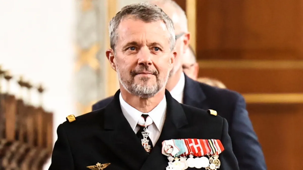 Kong Frederik til bispevielse i Aarhus Domkirke: Hende fulgtes han med ...